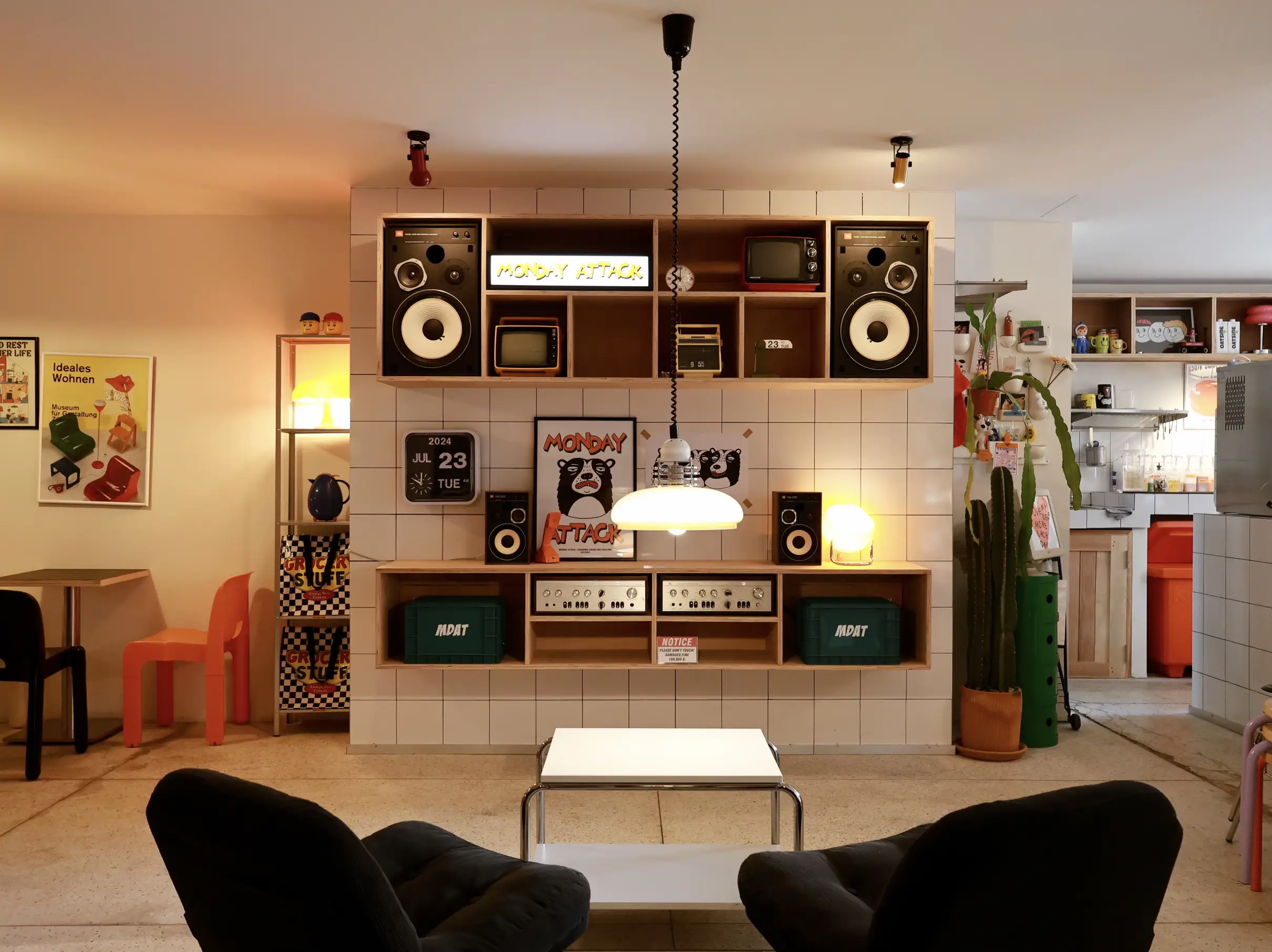 🧡คาเฟ่สุดชิคสไตล์ 90‘วินเทจ “MONDAY ATTACK” | แกลเลอรีที่โพสต์โดย May’s Journey | Lemon8