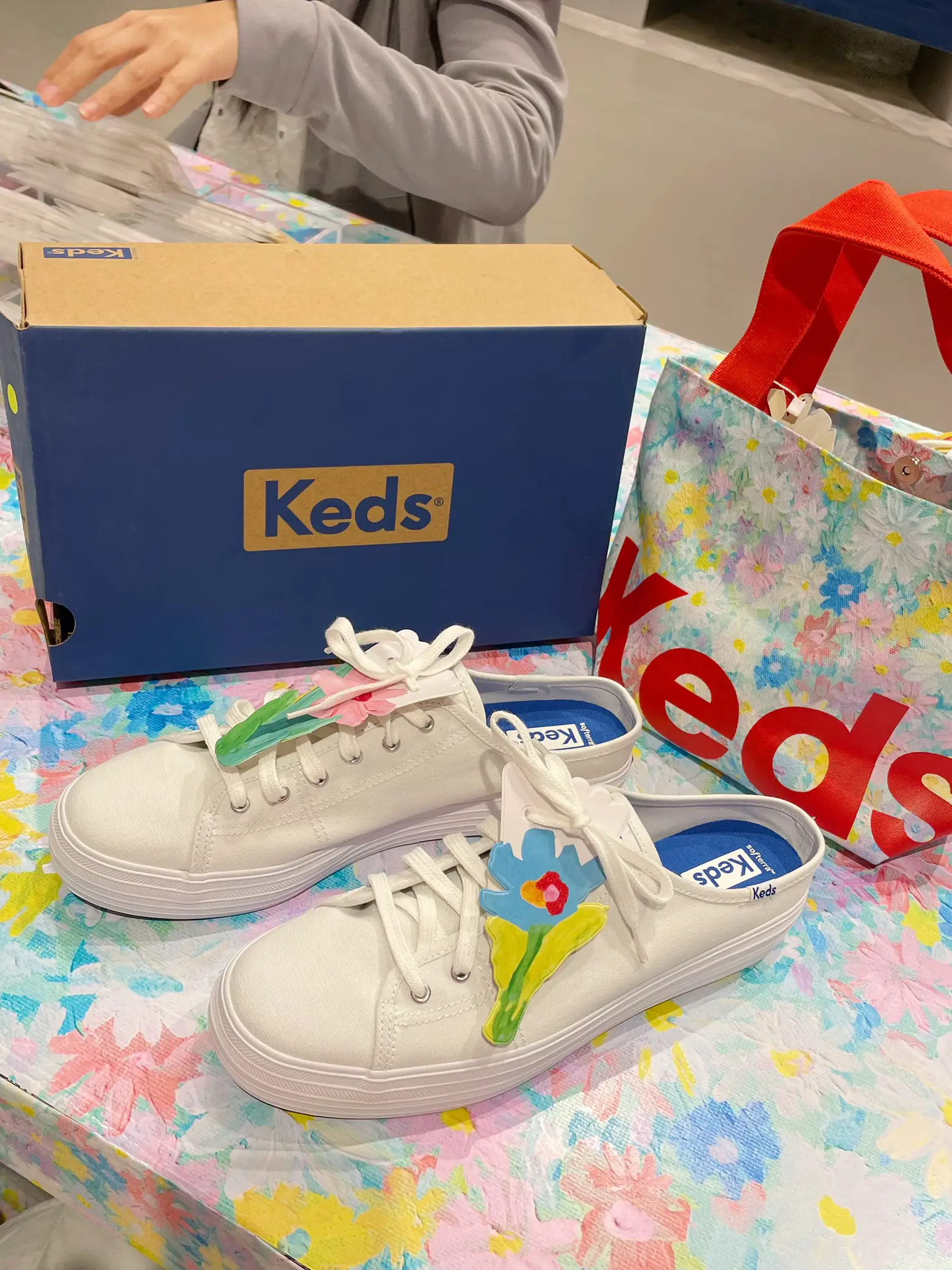 งานคอลแลปส์แรกแห่งปีของ Keds และ Give.me.museums ต้องมี | แกลเลอรีที่โพสต์โดย อเวจีสีชมพู | Lemon8