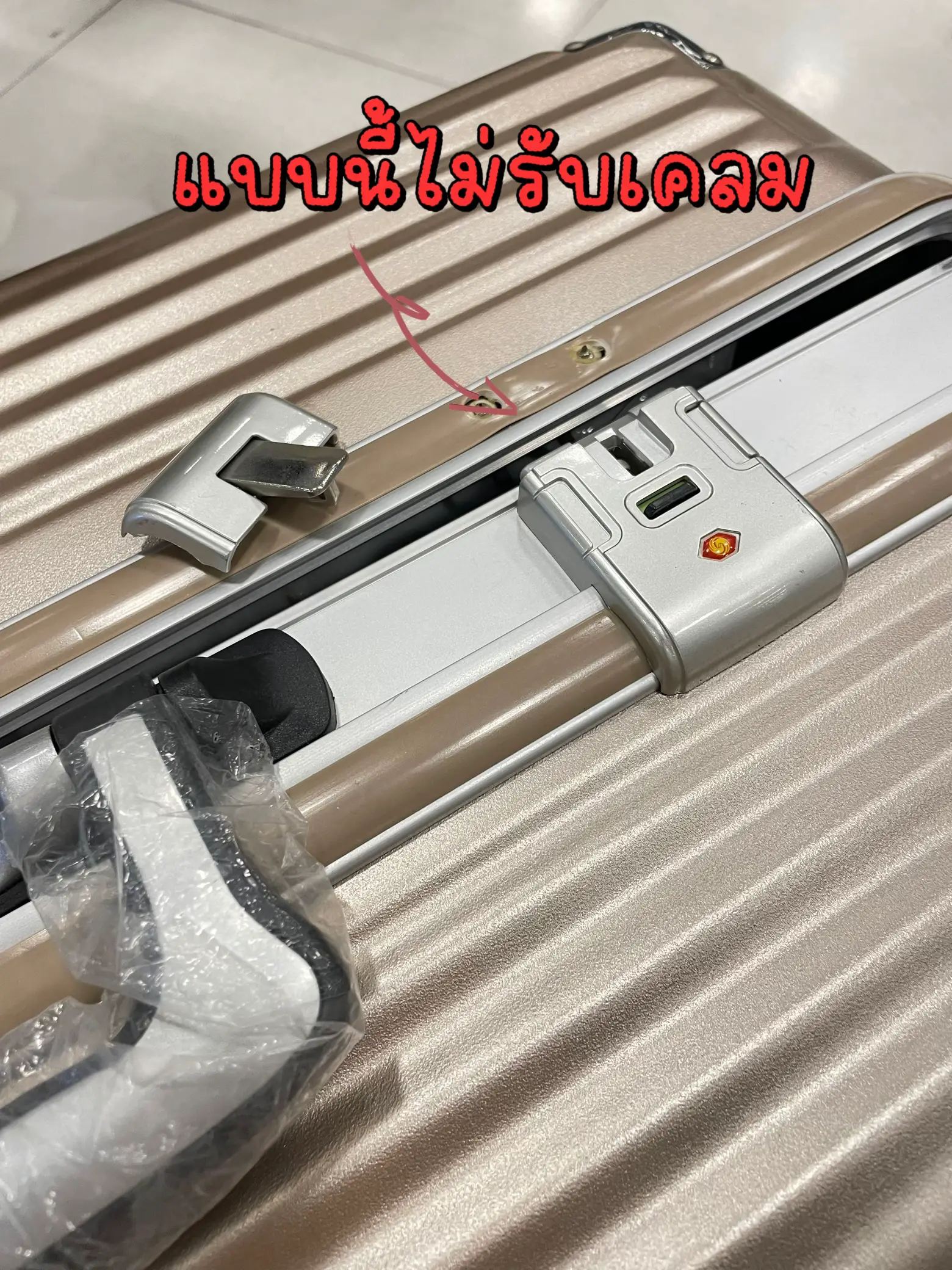 🚨Be careful of broken luggage before you leave. | Gallery posted by ...