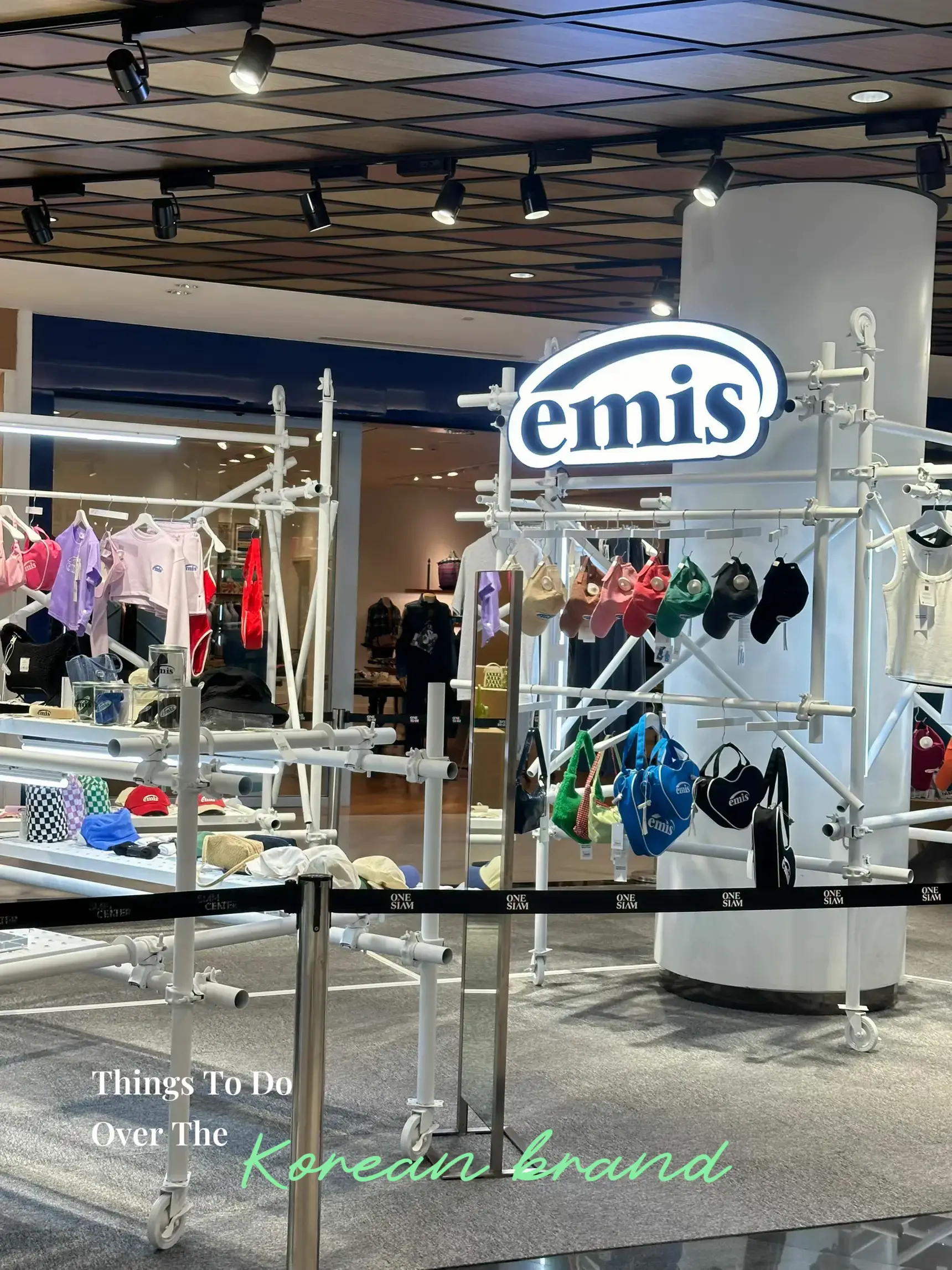 Emis💫สตรีทแบรนด์เกาสุดฮิต มาเปิดpop-up store ที่สยาม ดิสส😍 | แกลเลอรีที่โพสต์โดย Benjarat St ...