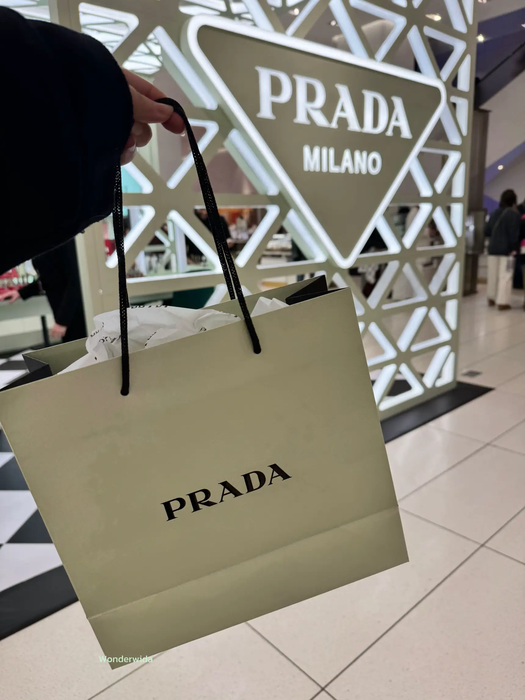 Prada Beauty | แกลเลอรีที่โพสต์โดย Wonderwida | Lemon8