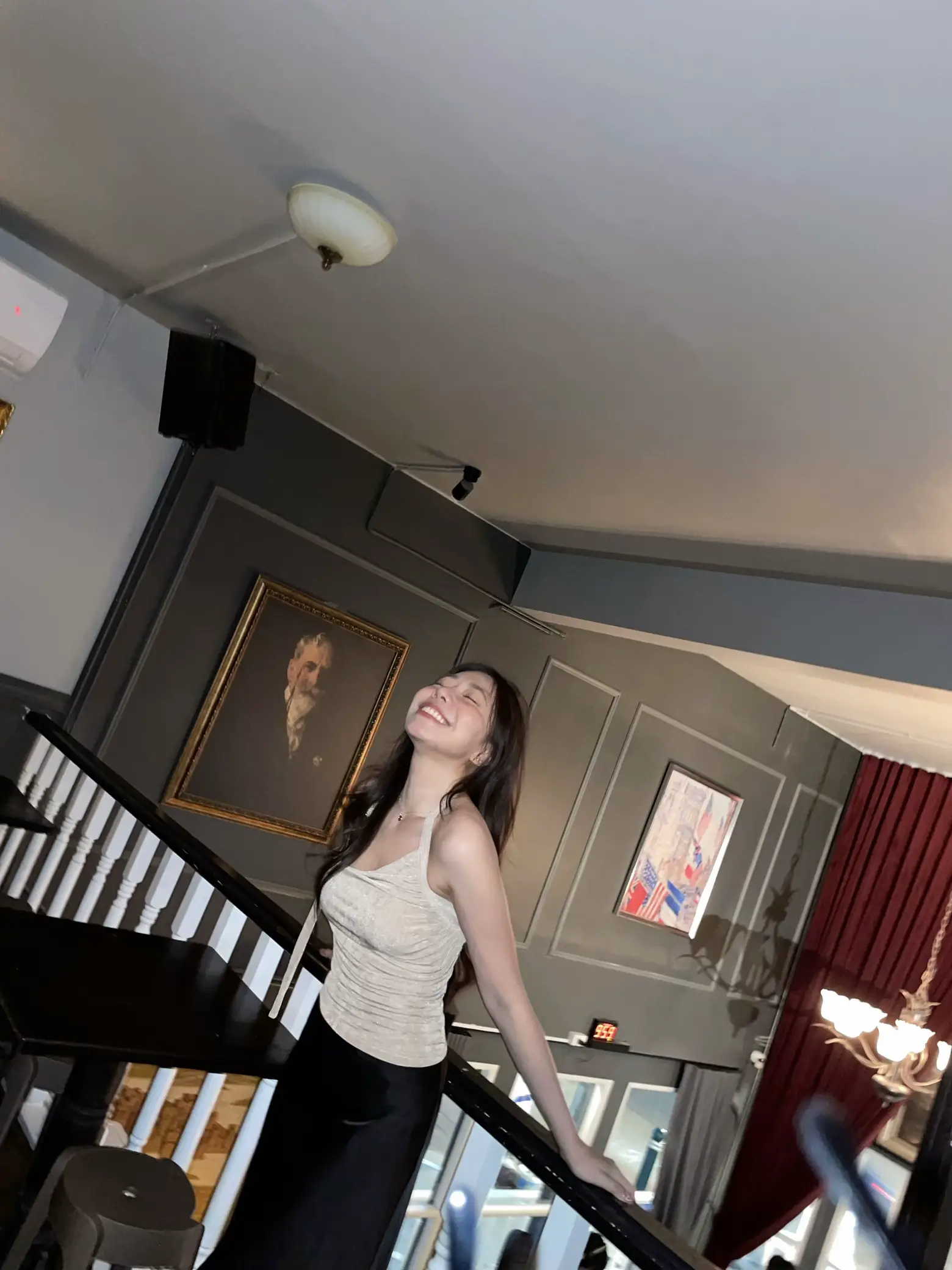 1575 ร้านเหล้าเปิดใหม่ มุมถ่ายรูปเพียบ 🥂📸 | แกลเลอรีที่โพสต์โดย Chomchom | Lemon8