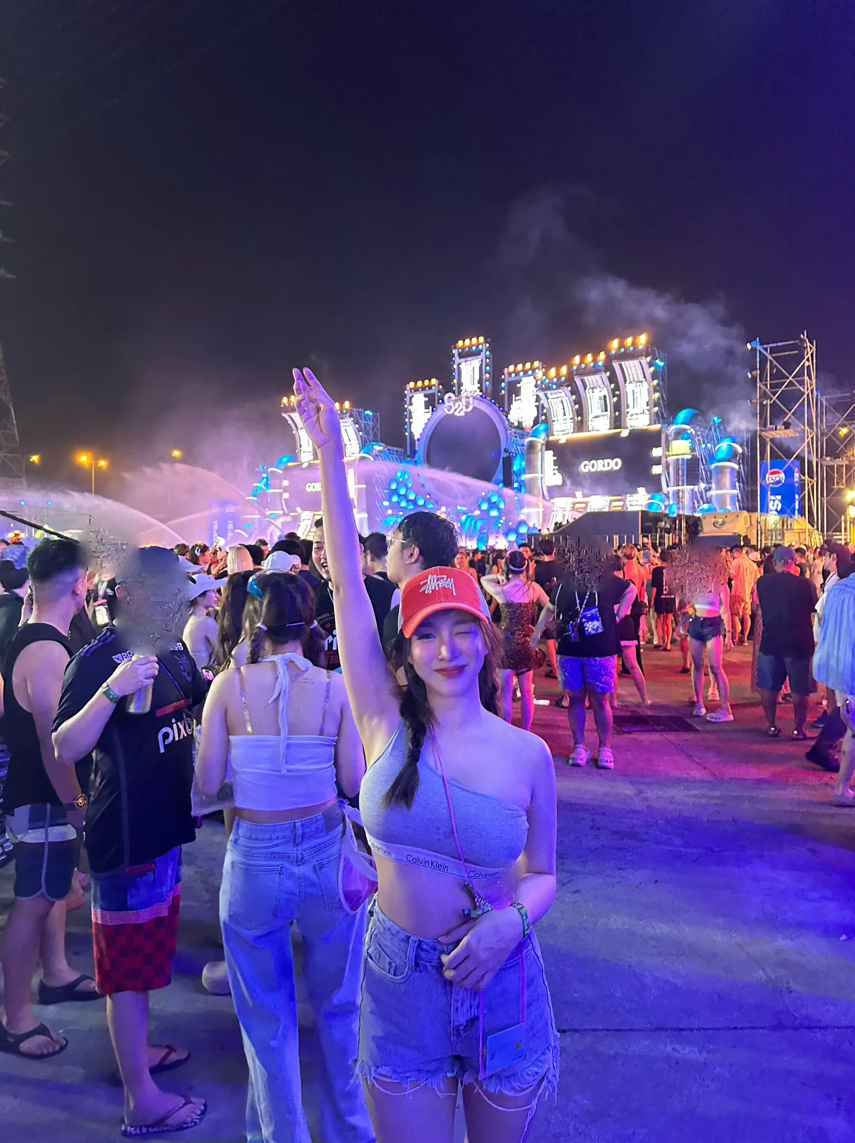 20 ไอเดียยอดนิยมเกี่ยวกับ แต่งตัวไปงาน Music Festival S2o ในปี 2024