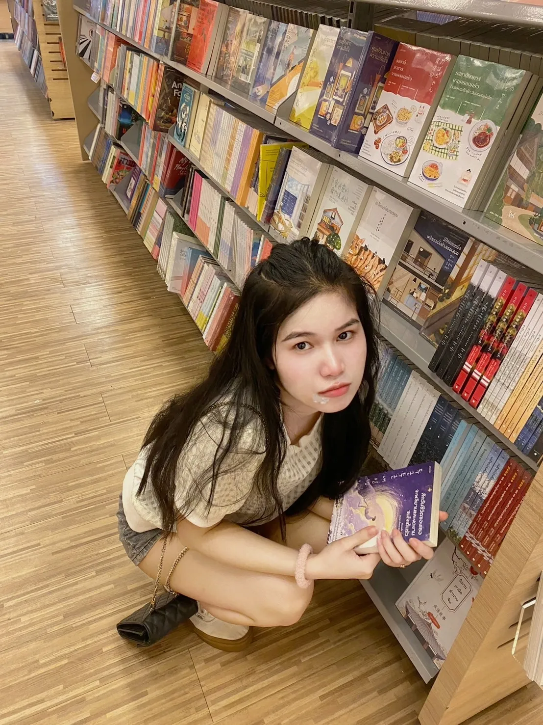 10ท่าโพสต์‼️ชิกชิกในห้องสมุด หรือร้านหนังสือ💗💗 | แกลเลอรีที่โพสต์โดย KI.MO💕 | Lemon8