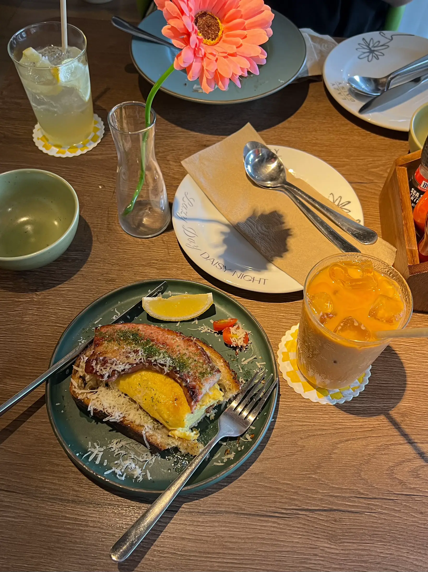 🥣🥫คาเฟ่บรันช์เปิดใหม่ย่านอโศก ร้านน่ารักค่ด! ไปด่วน🍳⛅️ | แกลเลอรีที่โพสต์โดย Jabchaith | Lemon8