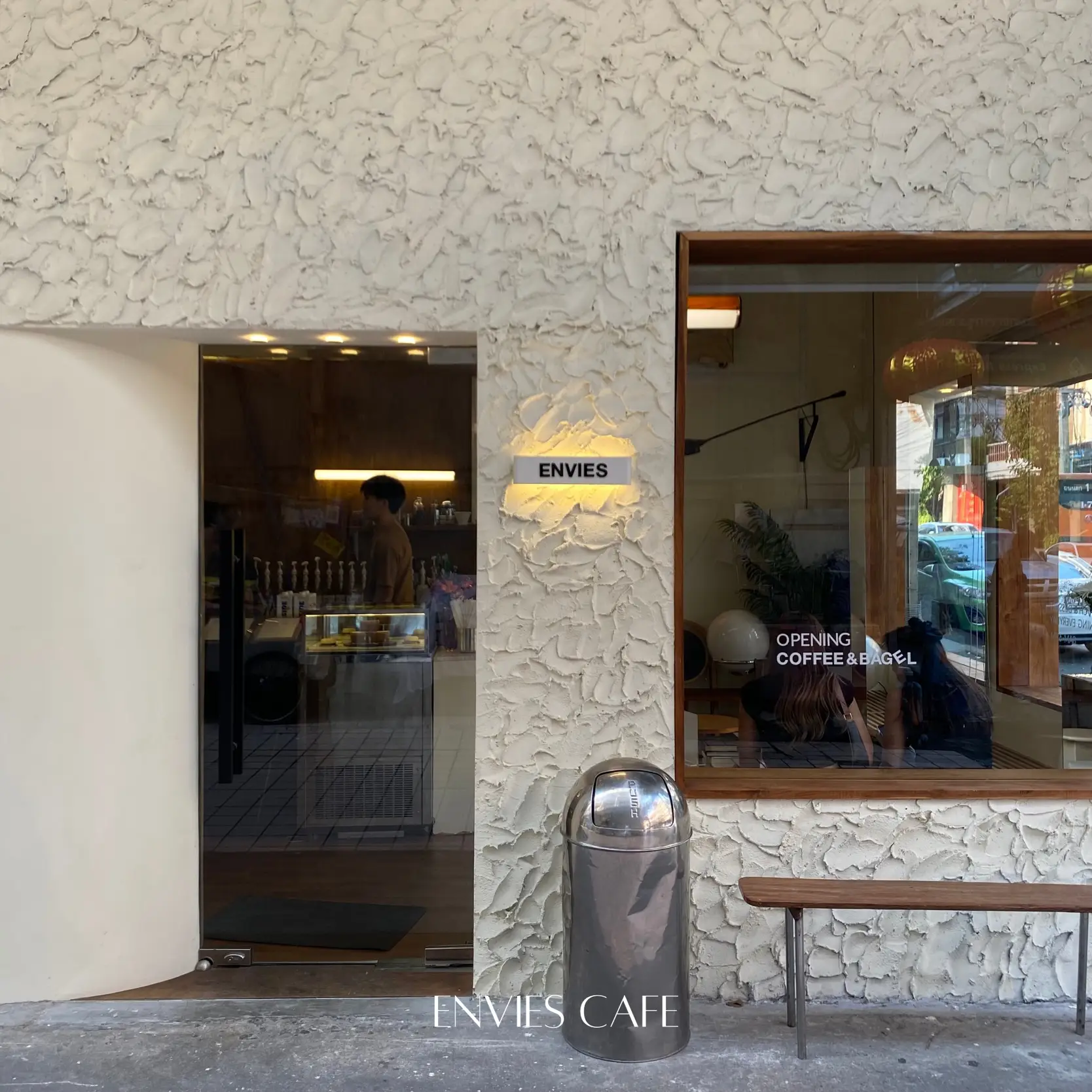 คาเฟ่สไตล์ ModernxRetro สุดเก๋ย่านตลาดน้อย 🛋️ ENVIES Cafe | แกลเลอรีที่โพสต์โดย ppamnchw_ ᙏ̤̫ ...