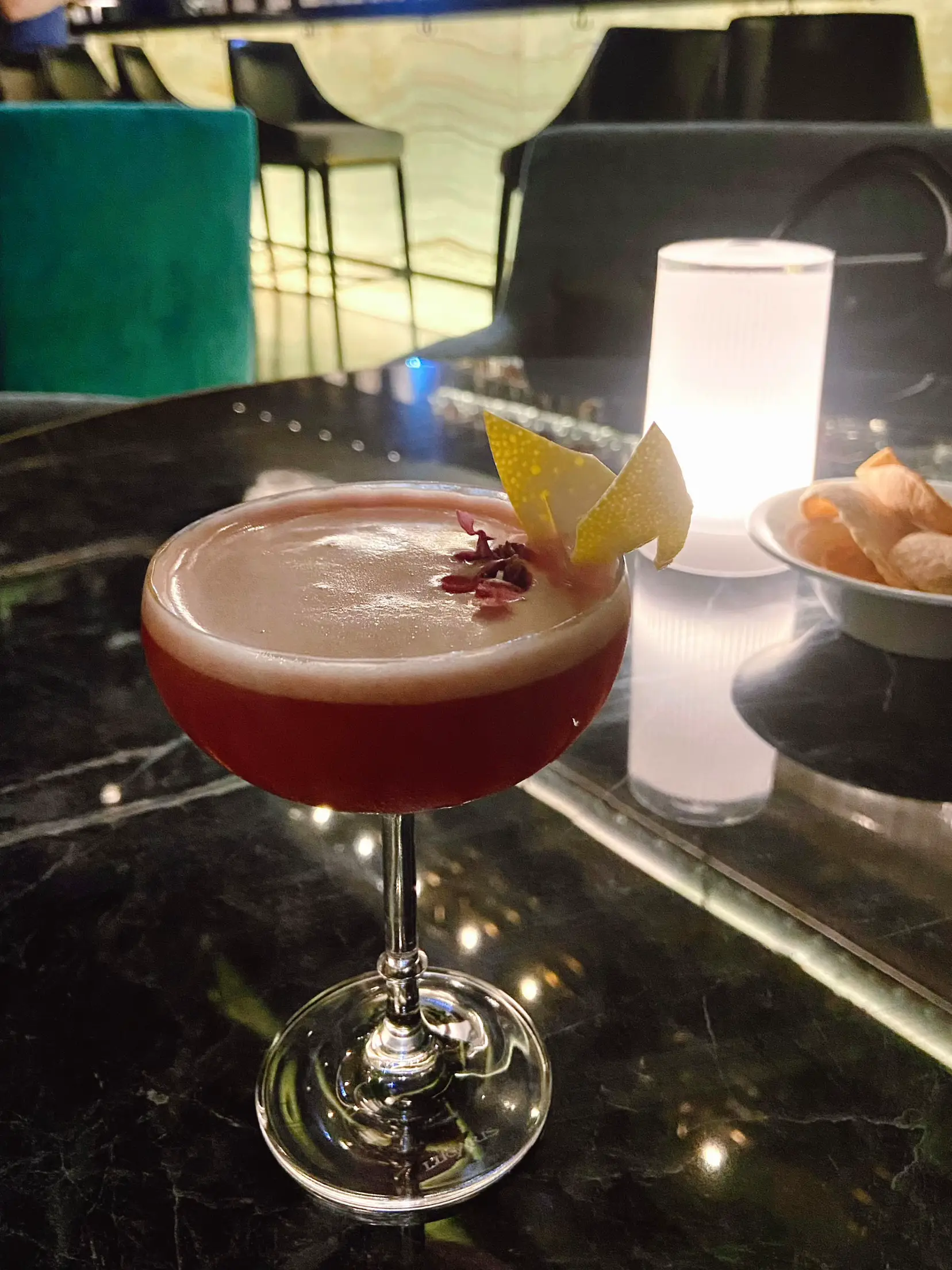 The White mulberry Bar sukhumvit 24 | แกลเลอรีที่โพสต์โดย Fahjai | Lemon8