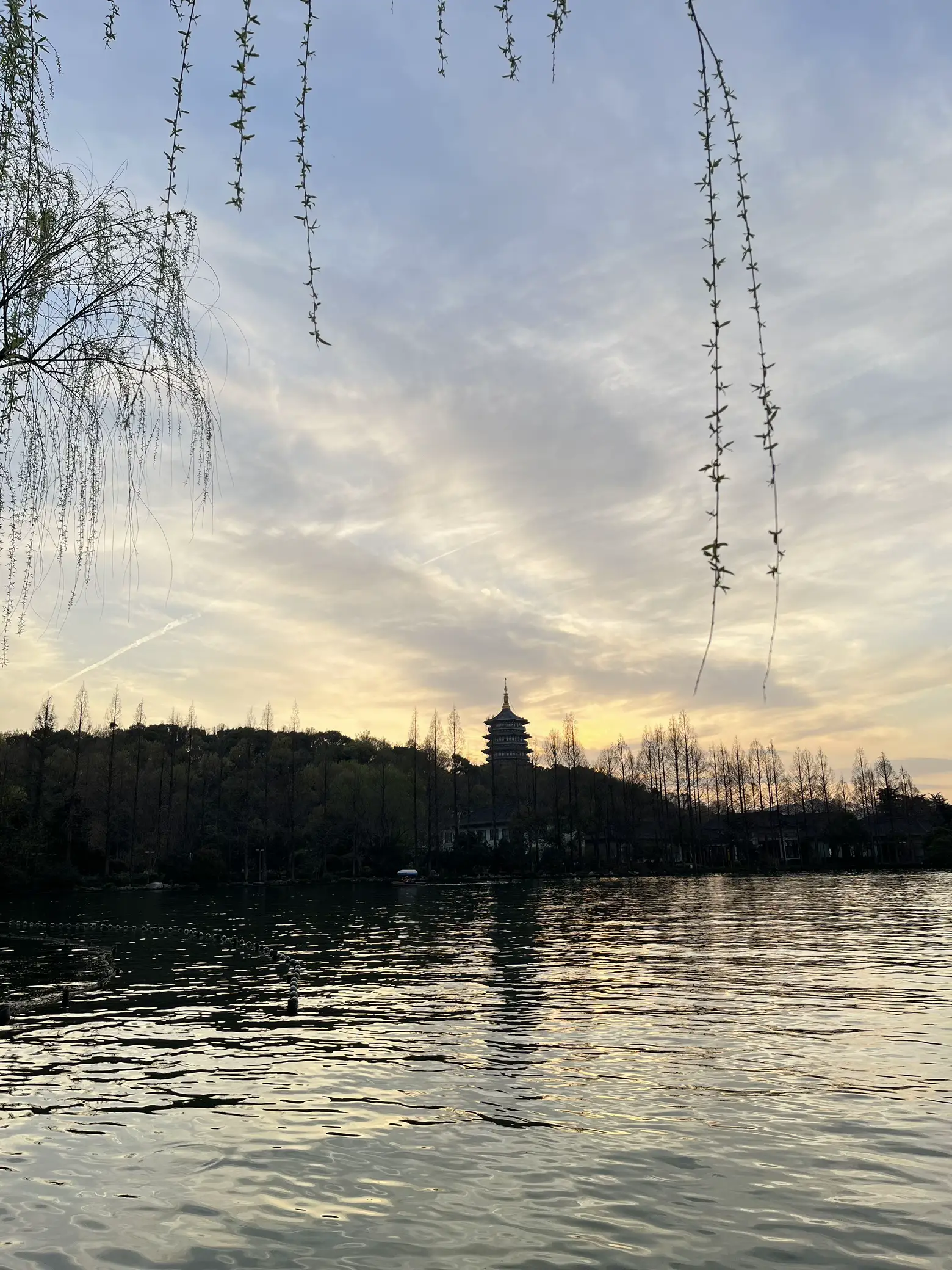 ทะเลซีหู ดูพระอาทิตย์ตกดิน | แกลเลอรีที่โพสต์โดย Mim_李梦洁 | Lemon8