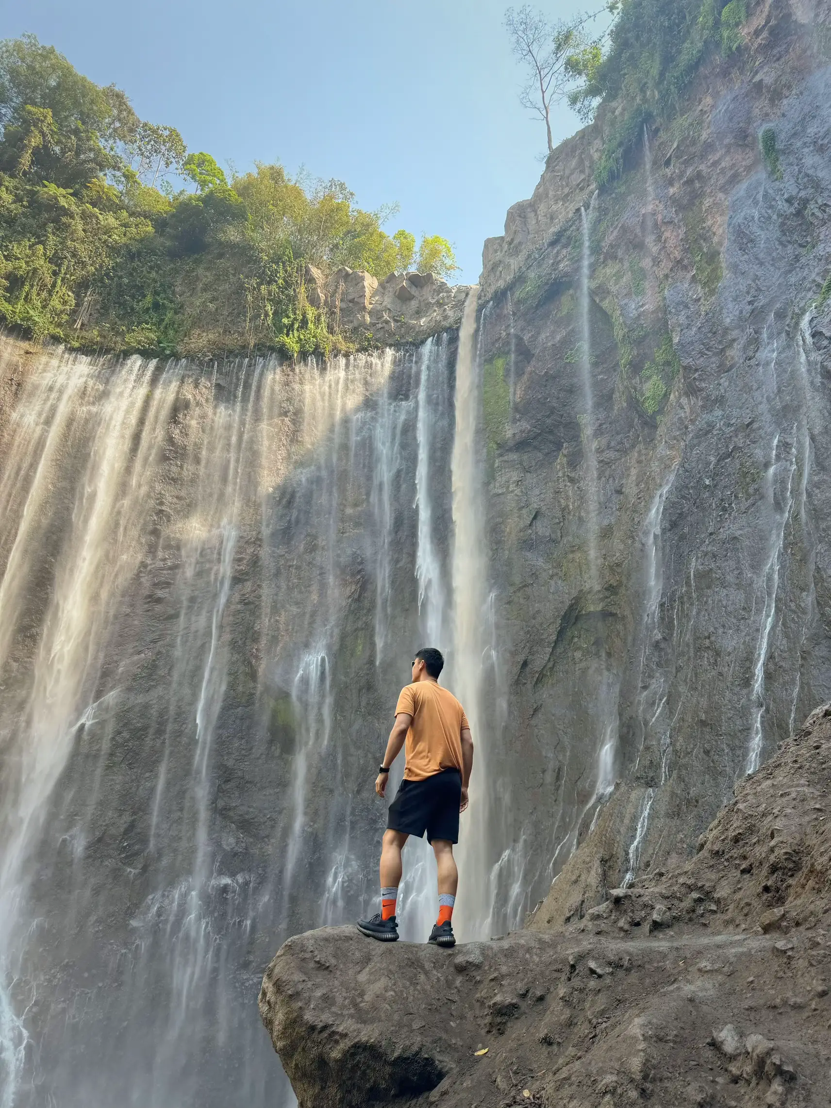 Tumpak Sewu Waterfalls 1,000 สายน้ำมารวมกัน | แกลเลอรีที่โพสต์โดย WithMyShutter | Lemon8