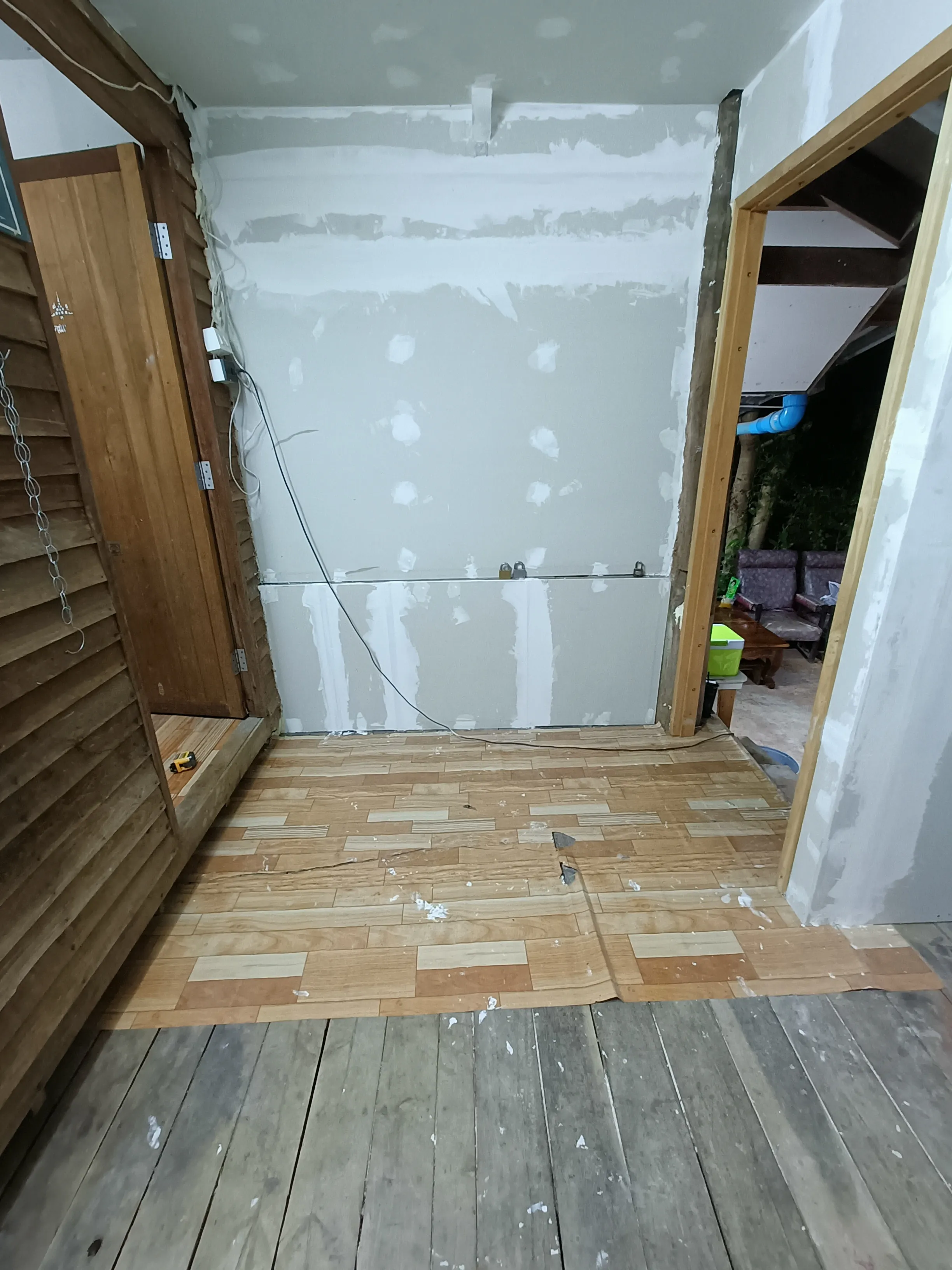 พื้นเป็นไม้ มีช่อง มีรู ถ้าปูเสื่อน้ำมันลายไม้ | แกลเลอรีที่โพสต์โดย Wolf Carpentry | Lemon8