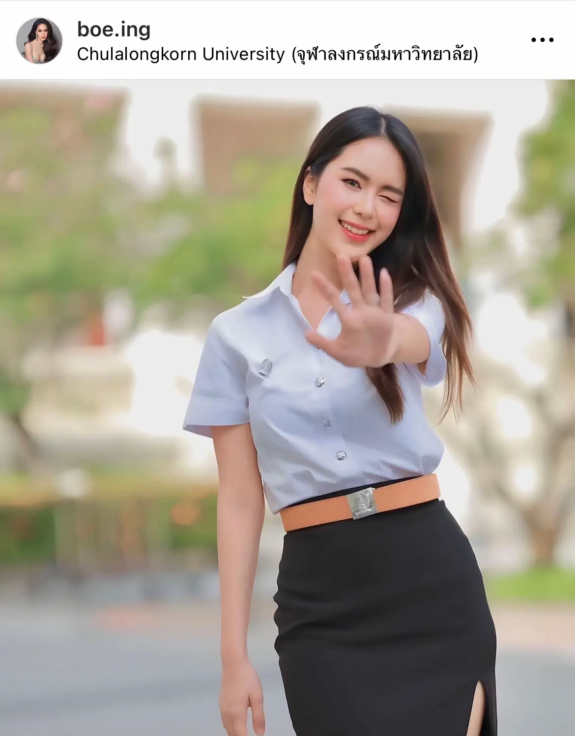 ท่าโพสต์ถ่ายชุดนิสิต👩‍🎓 | แกลเลอรีที่โพสต์โดย boe.ing 🐻‍ ️ | Lemon8