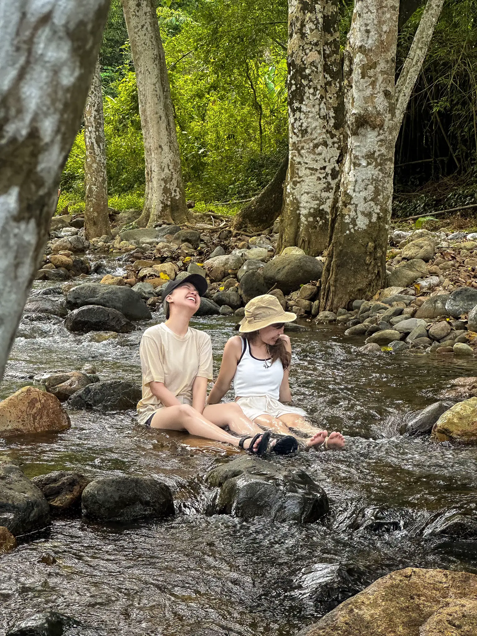 นั่งชิล ขาจุมน้ำ #นครนายก | แกลเลอรีที่โพสต์โดย KhunEverywhere | Lemon8