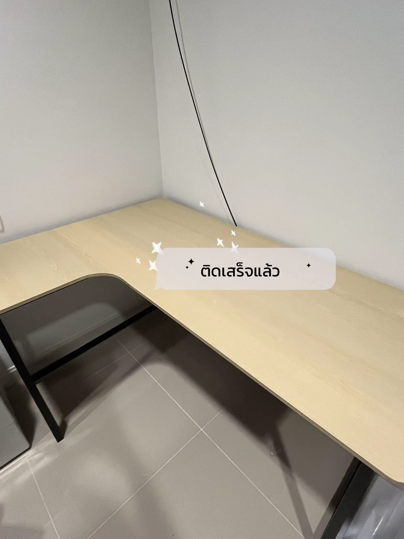 เปลี่ยนโต๊ะสีเข้มให้เป็นมินิมอล | แกลเลอรีที่โพสต์โดย Mild_Mocca | Lemon8