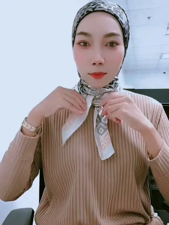 พันผ้าคลุมแบบง่ายๆ 🤍🧡 | วิดีโอที่เผยแพร่โดย Simah | Lemon8