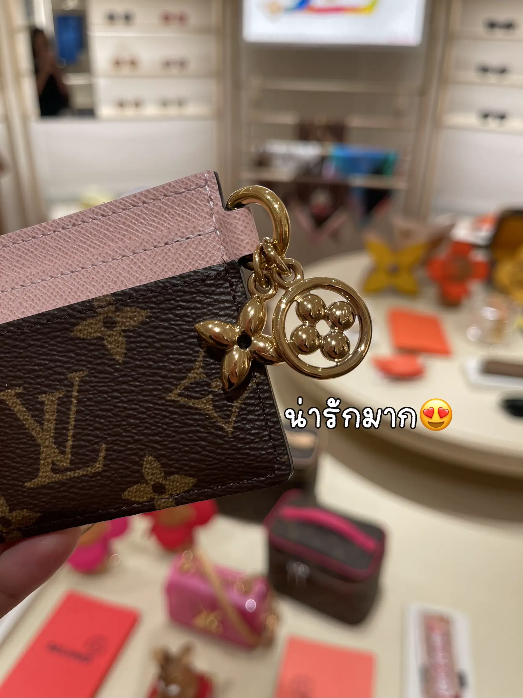 น่ารักมาก Card Holder LV Charms | แกลเลอรีที่โพสต์โดย Ploylamai | Lemon8