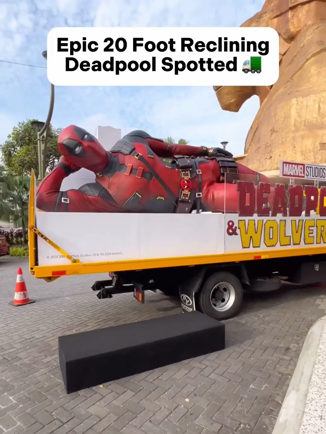 Epic 20-Foot Reclining Deadpool spotted! 😆 | Video dipublikasikan oleh ...