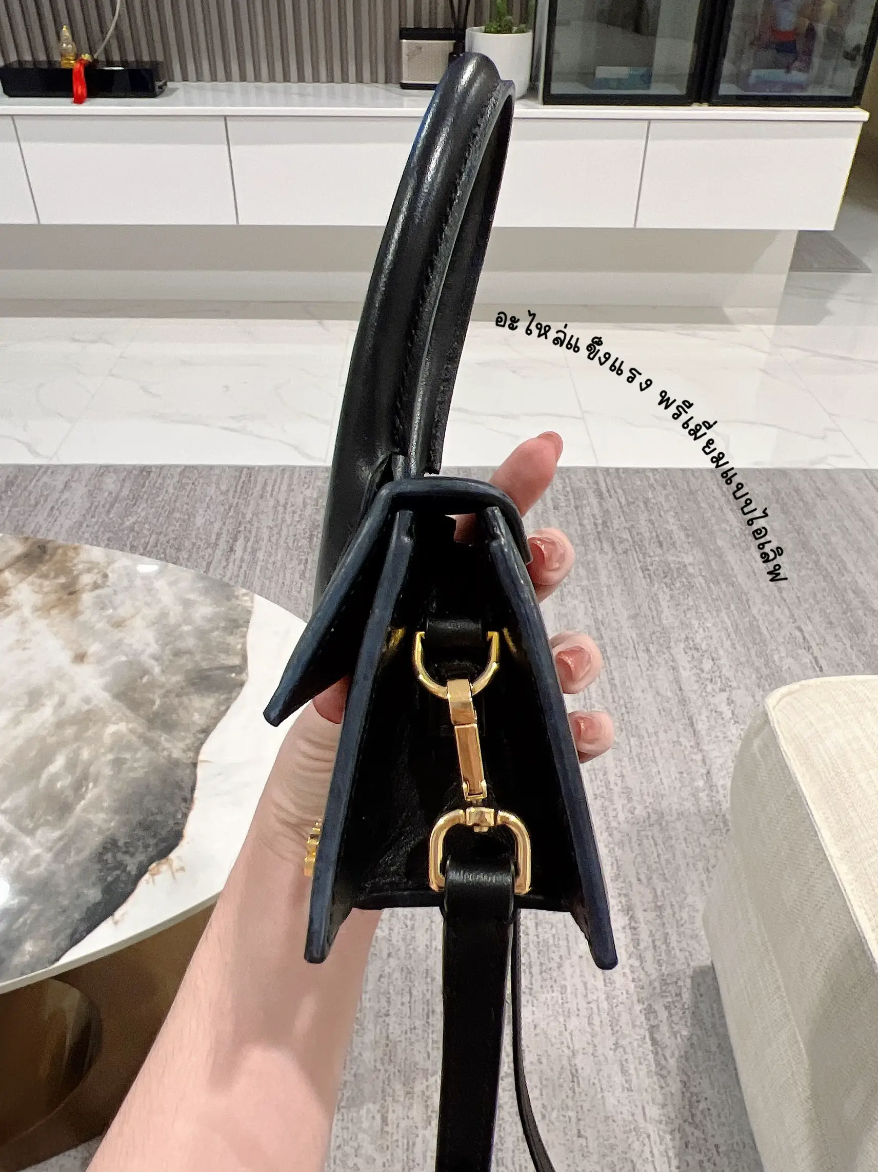JACQUEMUS เป๋าใบจิ๋ว🖤 | แกลเลอรีที่โพสต์โดย Bella | Lemon8