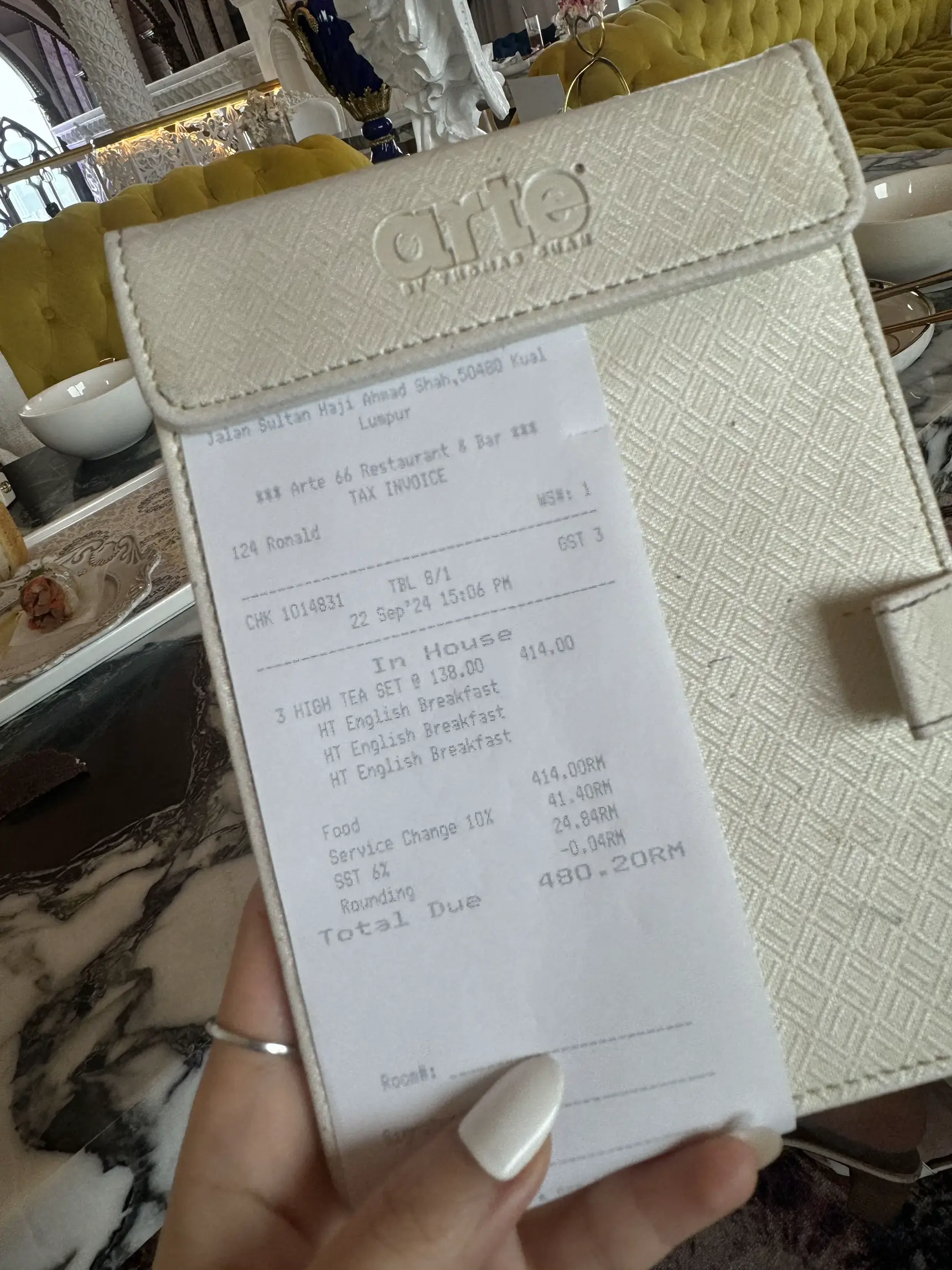 ท่าโพสต์คุณหนูจิบชายามบ่ายกับแก๊งเพื่อนสาว | แกลเลอรีที่โพสต์โดย Darin Rinn | Lemon8