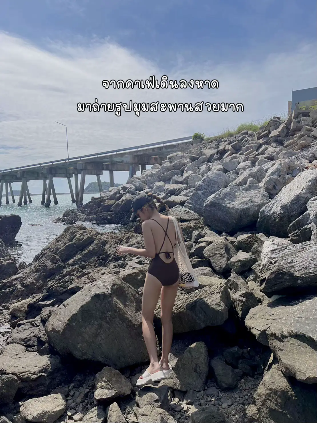 แปะพิกัดคาเฟ่ติดทะเลน้ำใส แสงสวย มู้ดดีมาก!!🌊 | แกลเลอรีที่โพสต์โดย Yammuch | Lemon8