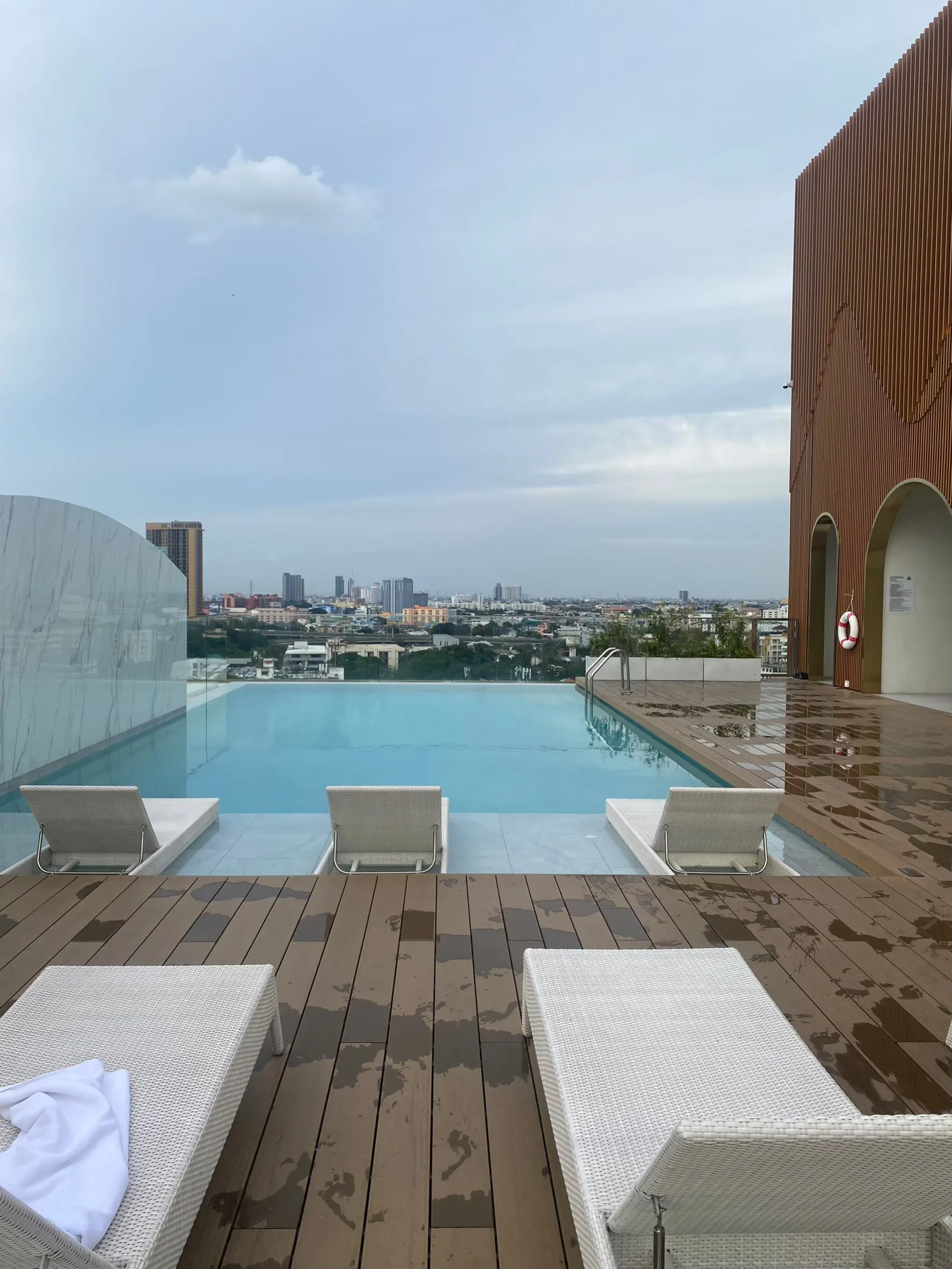 โรงแรม 1,000 มีทอน แถม rooftop bar เลิศสุด | แกลเลอรีที่โพสต์โดย Angvimj | Lemon8