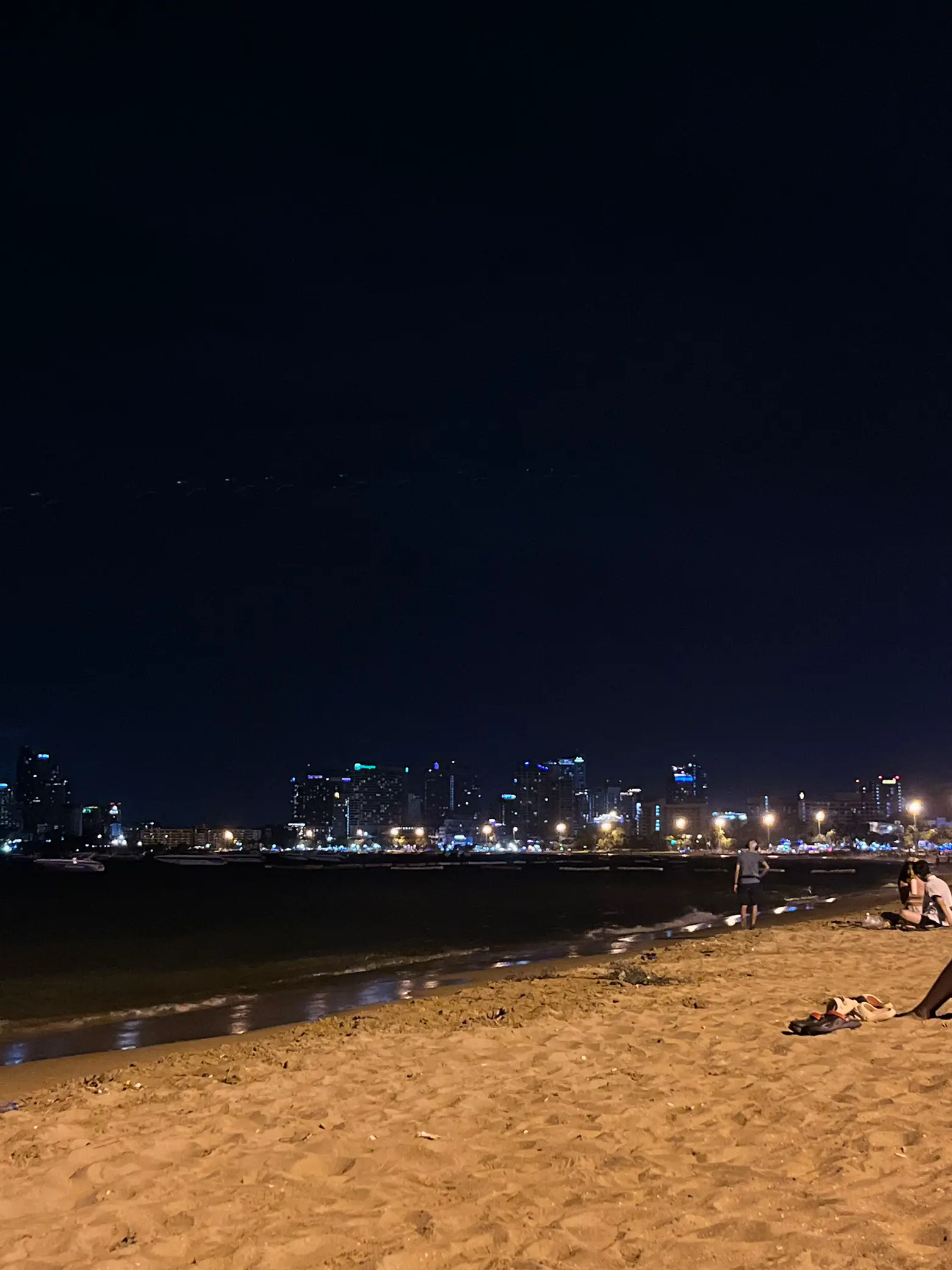 นั่งชิลถ่ายรูปทะเลตอนกลางคืน •หาดจอมเทียน ( อันตรายมั้ย ) | แกลเลอรีที่ ...