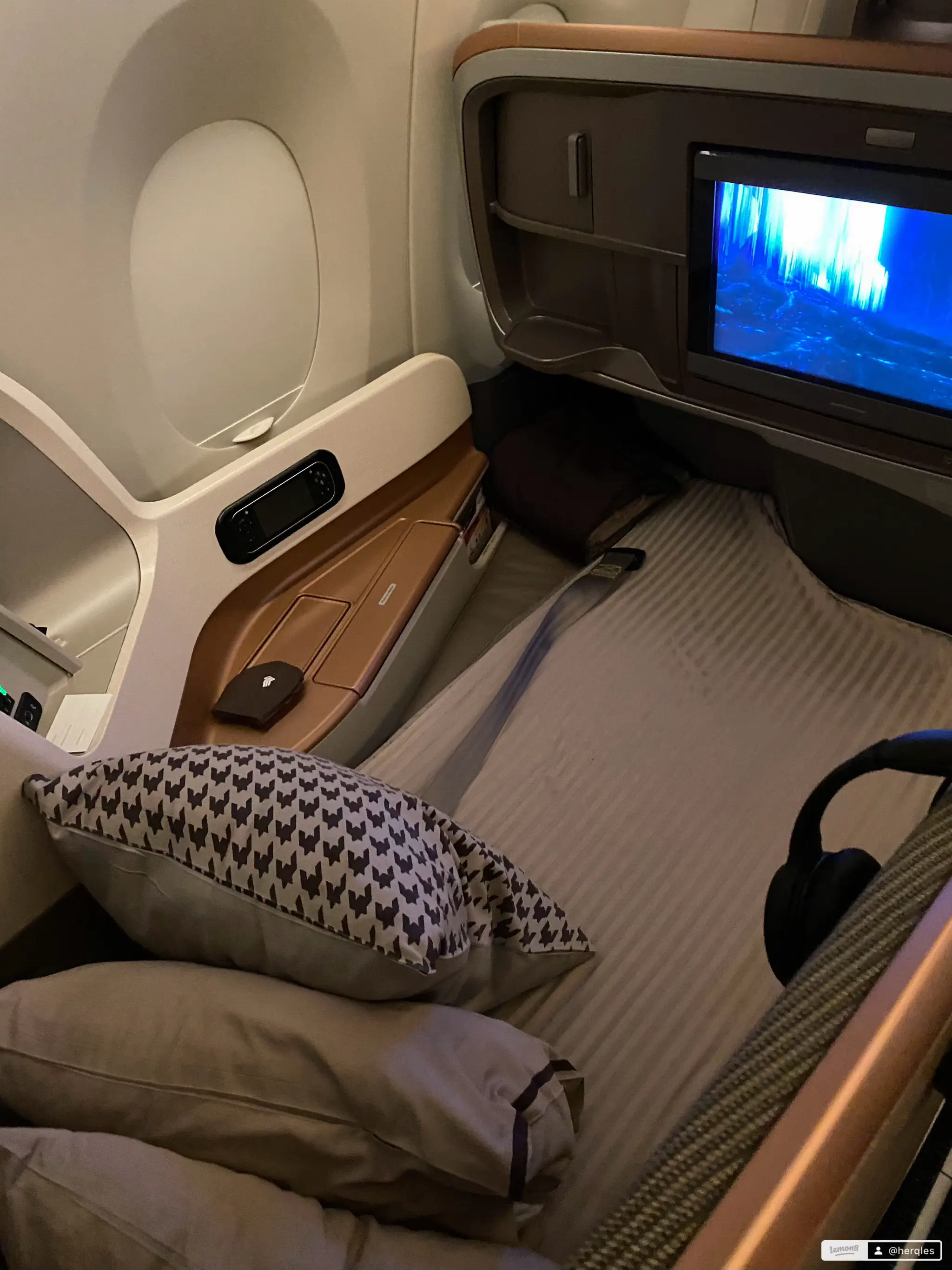 นั่งบิสไปนิวยอร์ค 18 ชั่วโมง Singapore Airlines | แกลเลอรีที่โพสต์โดย Herqles | Lemon8