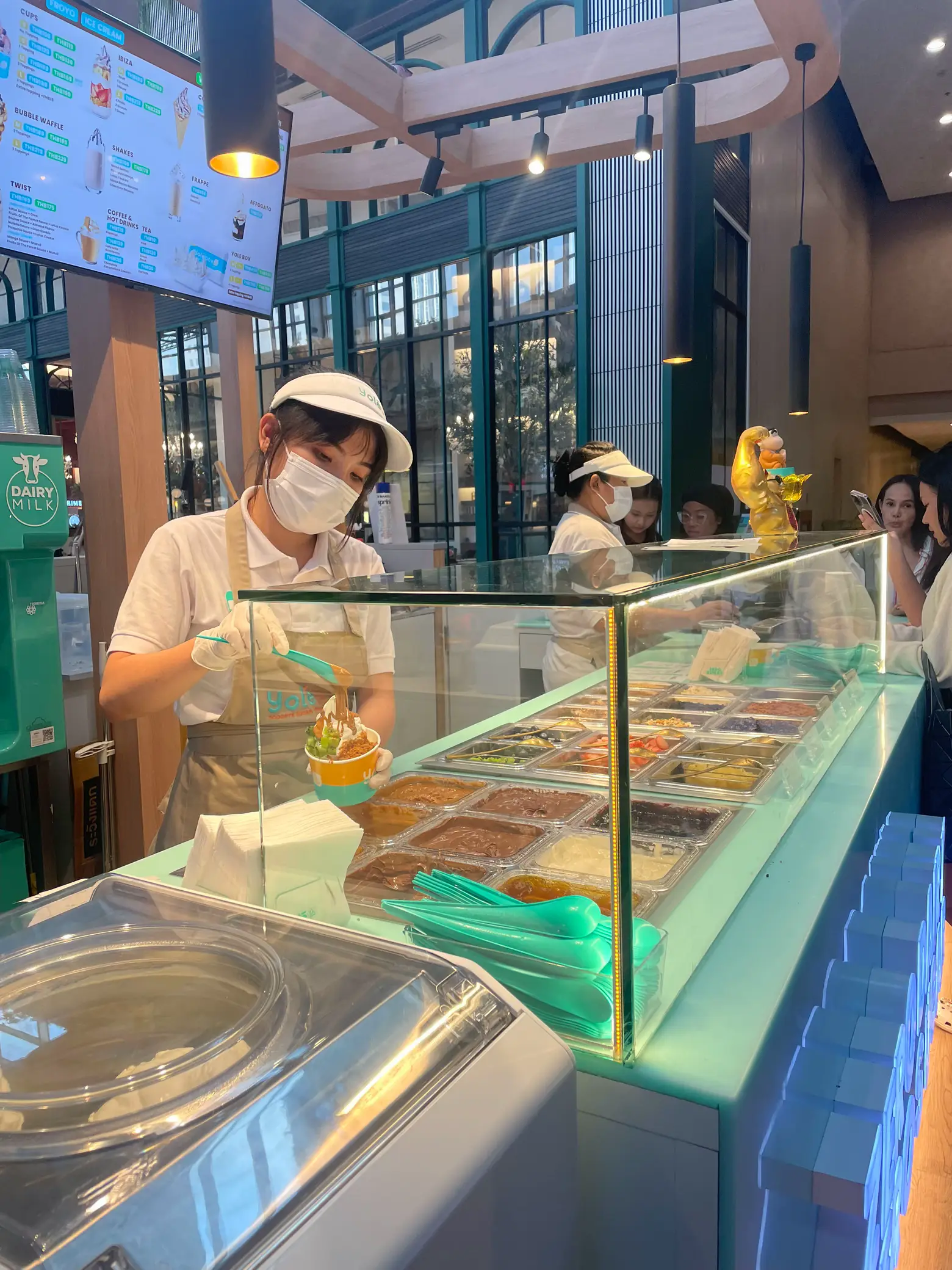 Yolé Frozen yogurt @Centralworld | แกลเลอรีที่โพสต์โดย _Namaobb_ | Lemon8