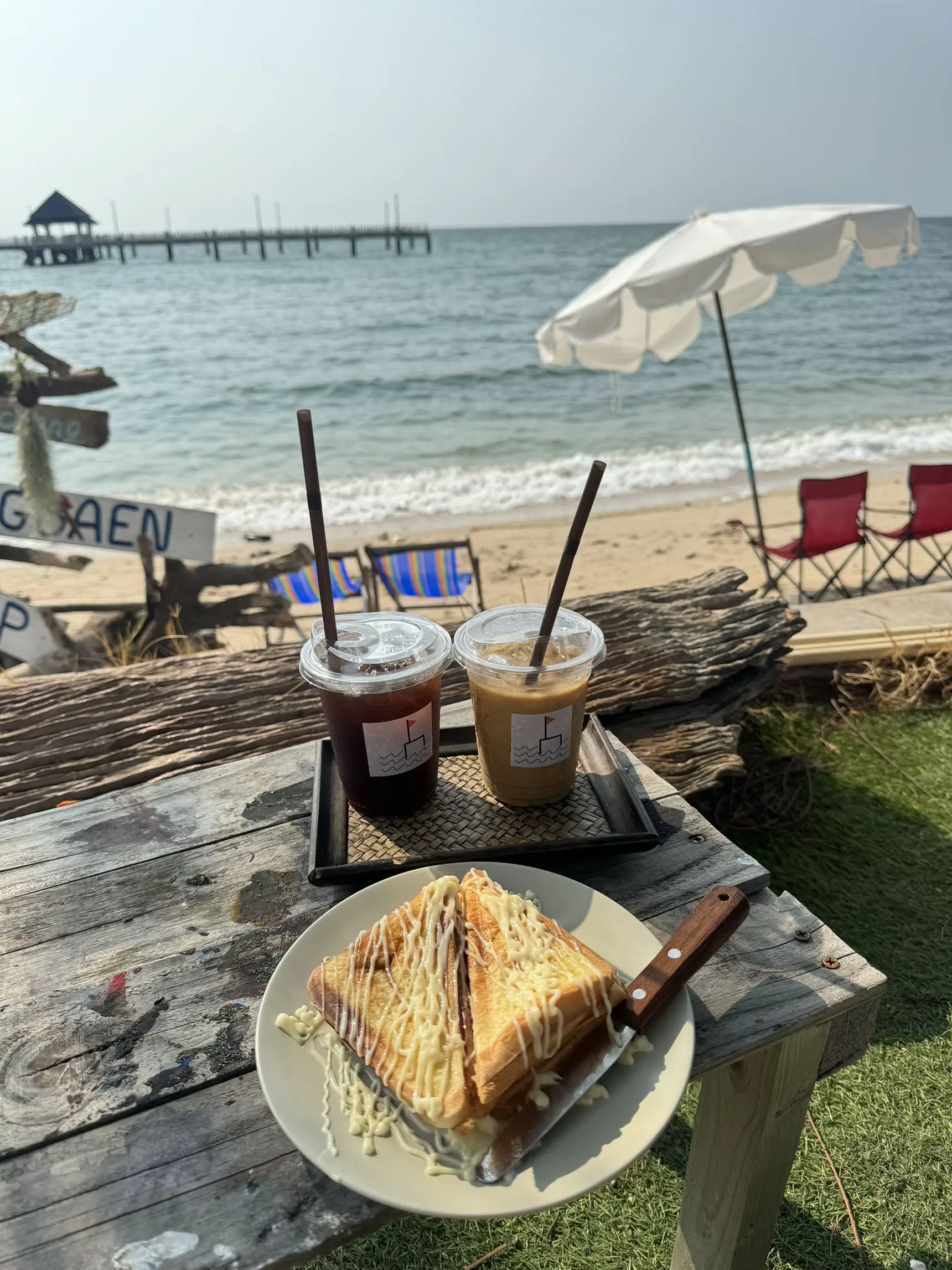 คาเฟ่เปิดใหม่ริมทะเลบางแสน “Tiny Island Cafe” | แกลเลอรีที่โพสต์โดย เพื่อนเที่ยว | Lemon8