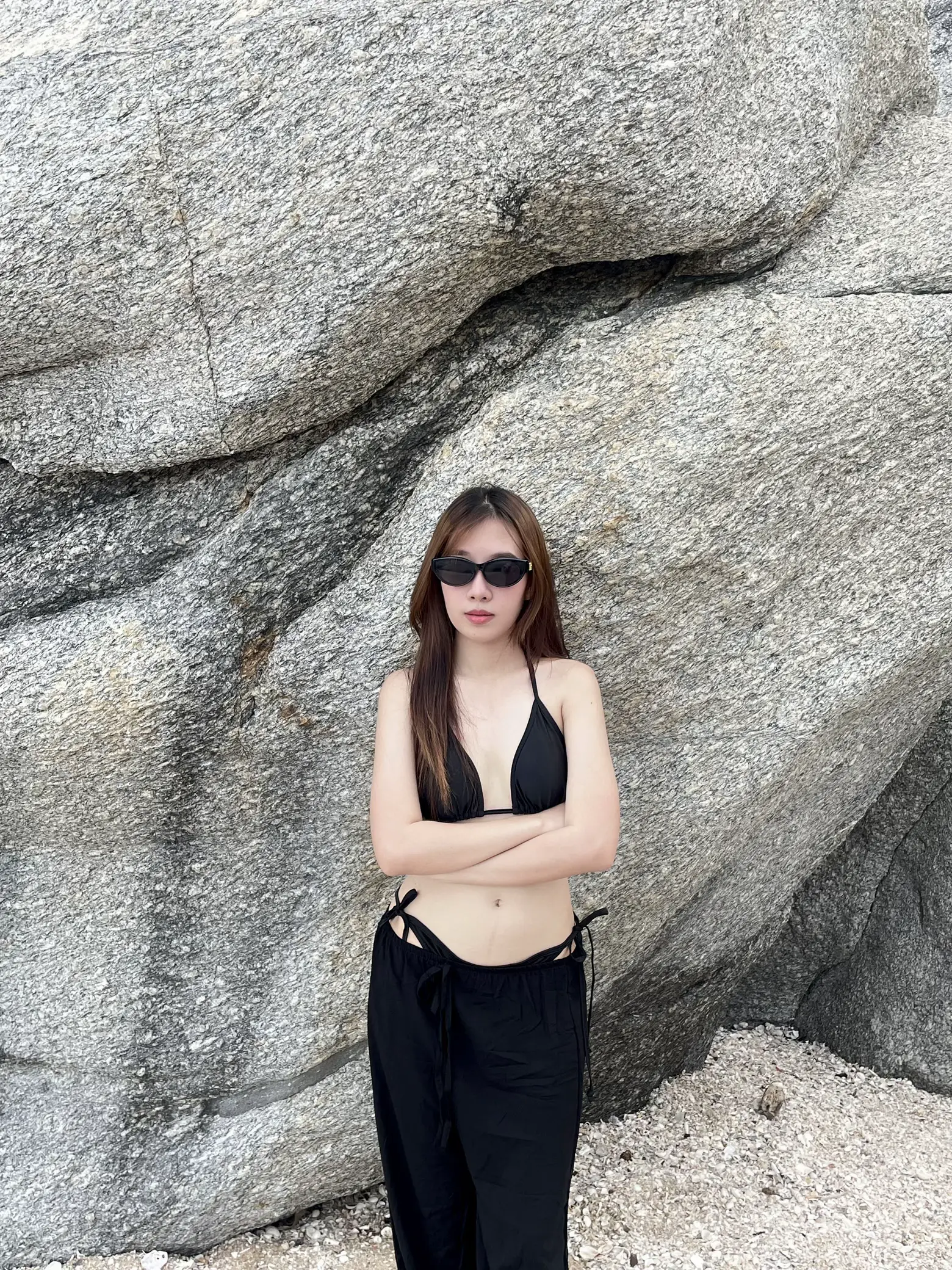 ถ่ายรูปบิกินี่กับโขดหินริมทะเล | แกลเลอรีที่โพสต์โดย Beem | Lemon8