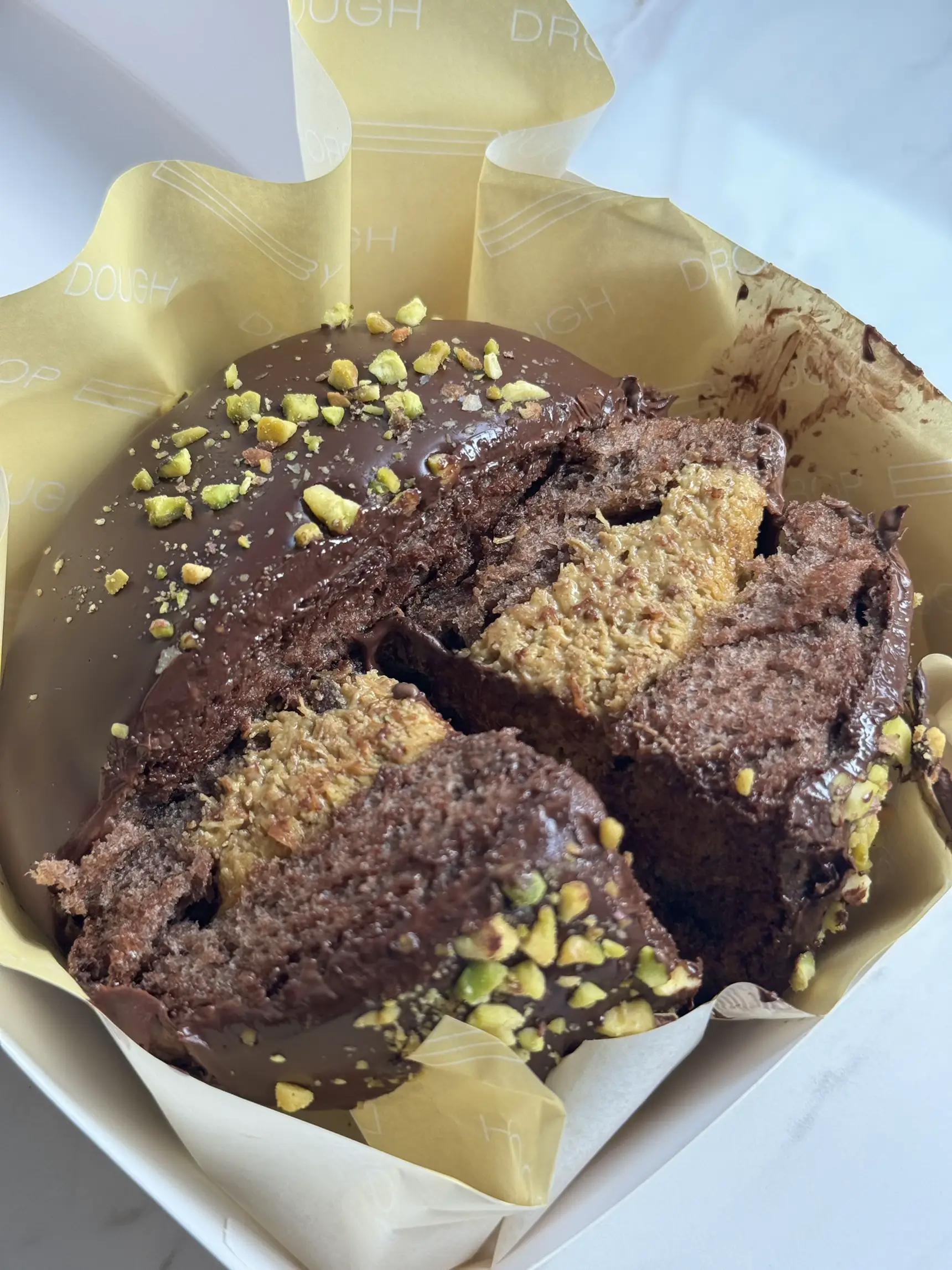 ดูไบช็อคโกเเลตในรูปเเบบโดนัท 🍩 | แกลเลอรีที่โพสต์โดย getfatwithsf | Lemon8