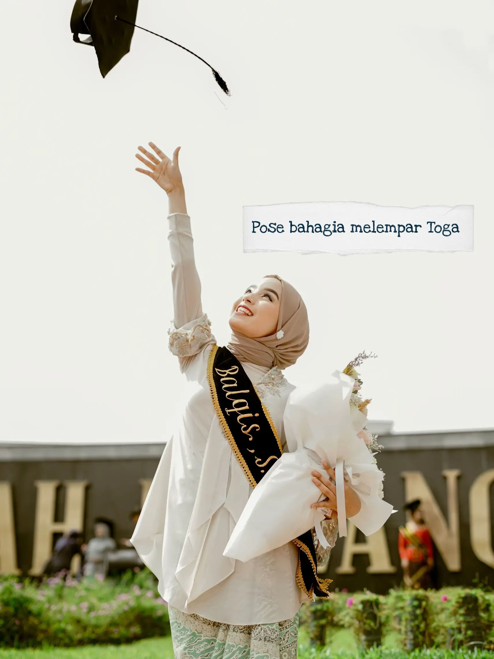 Graduation Pose Ideas😍🎓 | Galeri diposting oleh belgisalhamid | Lemon8
