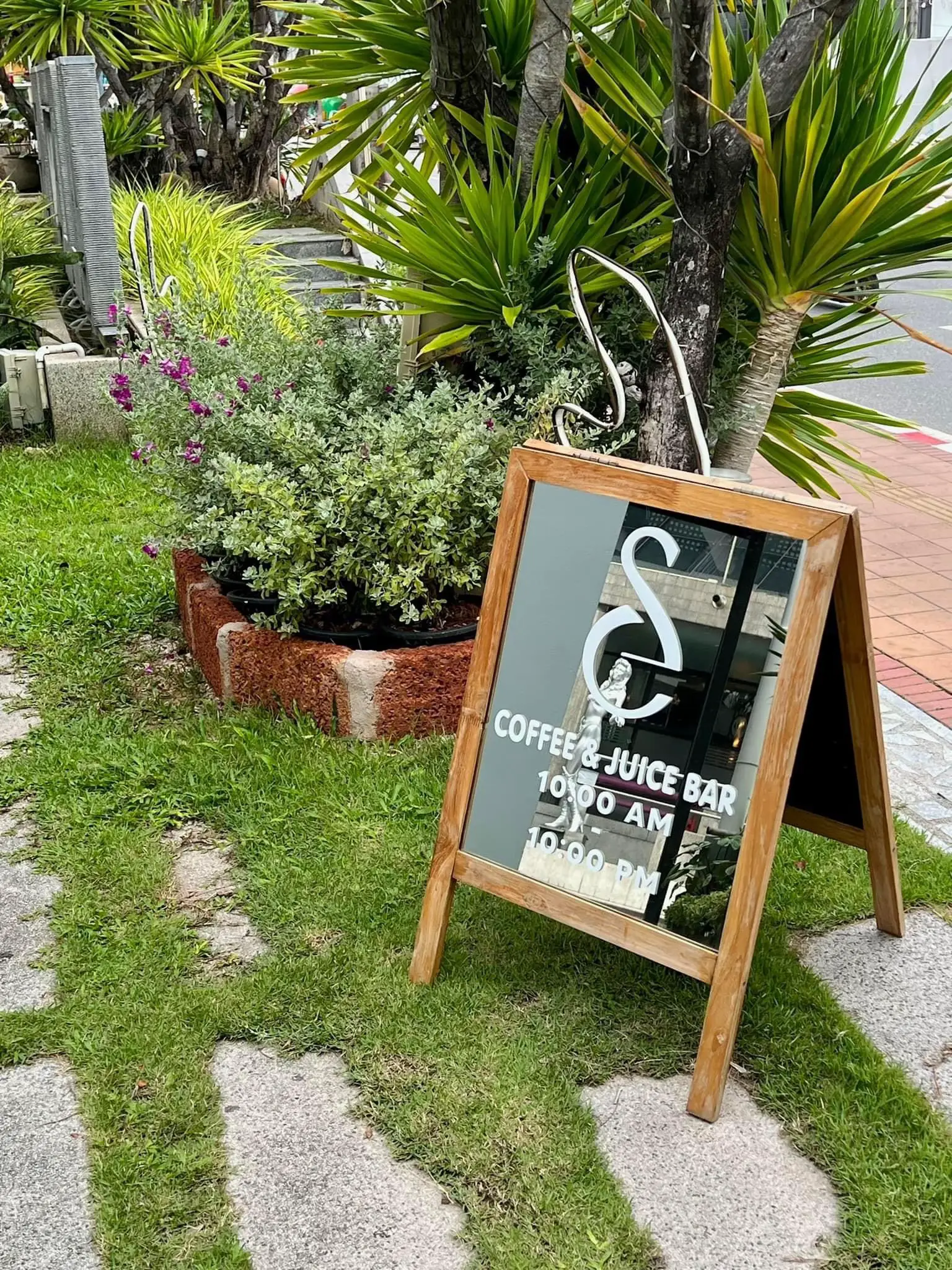 คาเฟ่พัทยา se78.coffee ( สัตว์เลี้ยงเข้าได้ ) 🦮💚 | แกลเลอรีที่โพสต์โดย Khongkwan | Lemon8