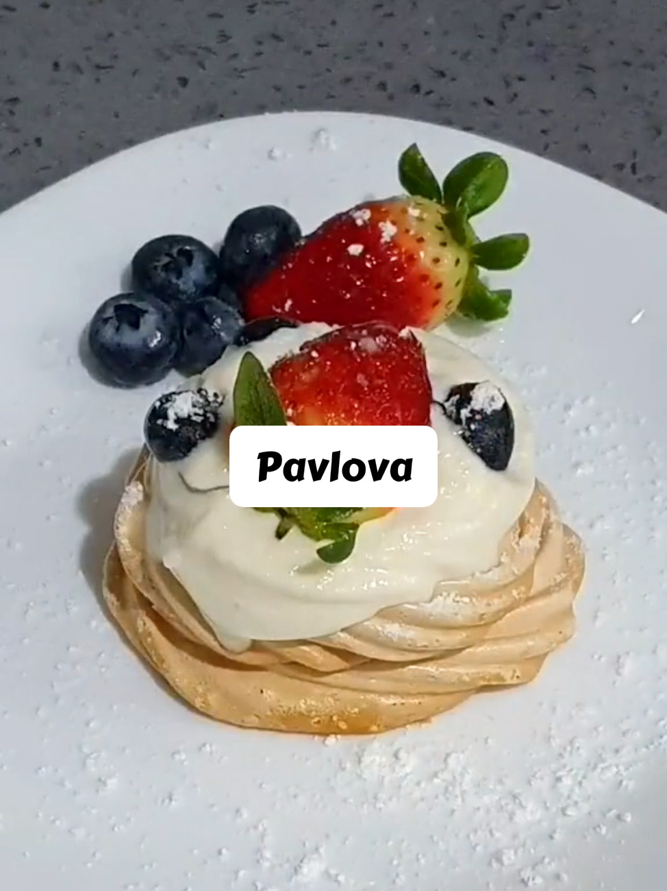 Pavlova 🍓🫐 | วิดีโอที่เผยแพร่โดย Reen Zureen | Lemon8