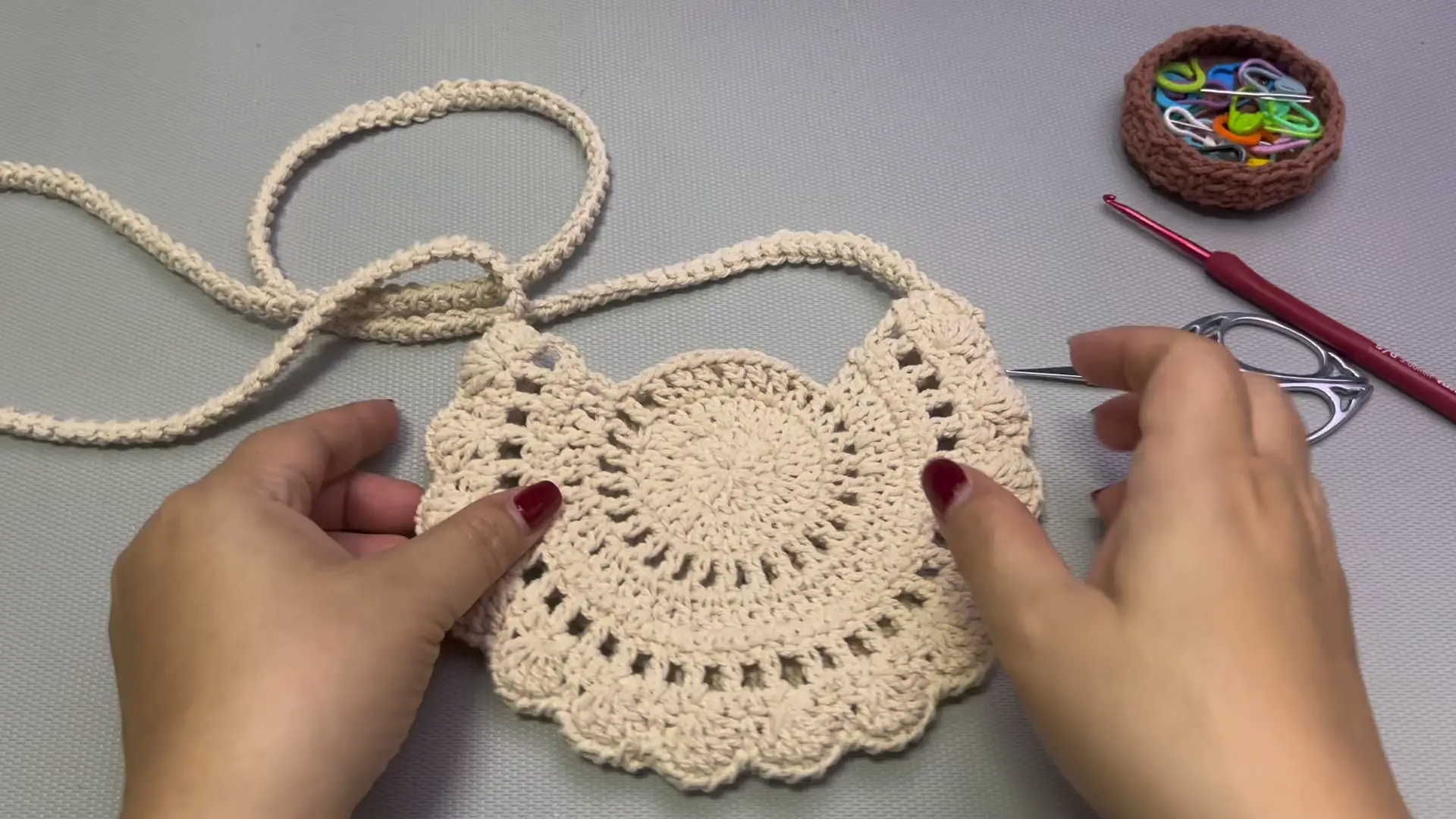 Crochet crossbody bag. | วิดีโอที่เผยแพร่โดย August Craft | Lemon8