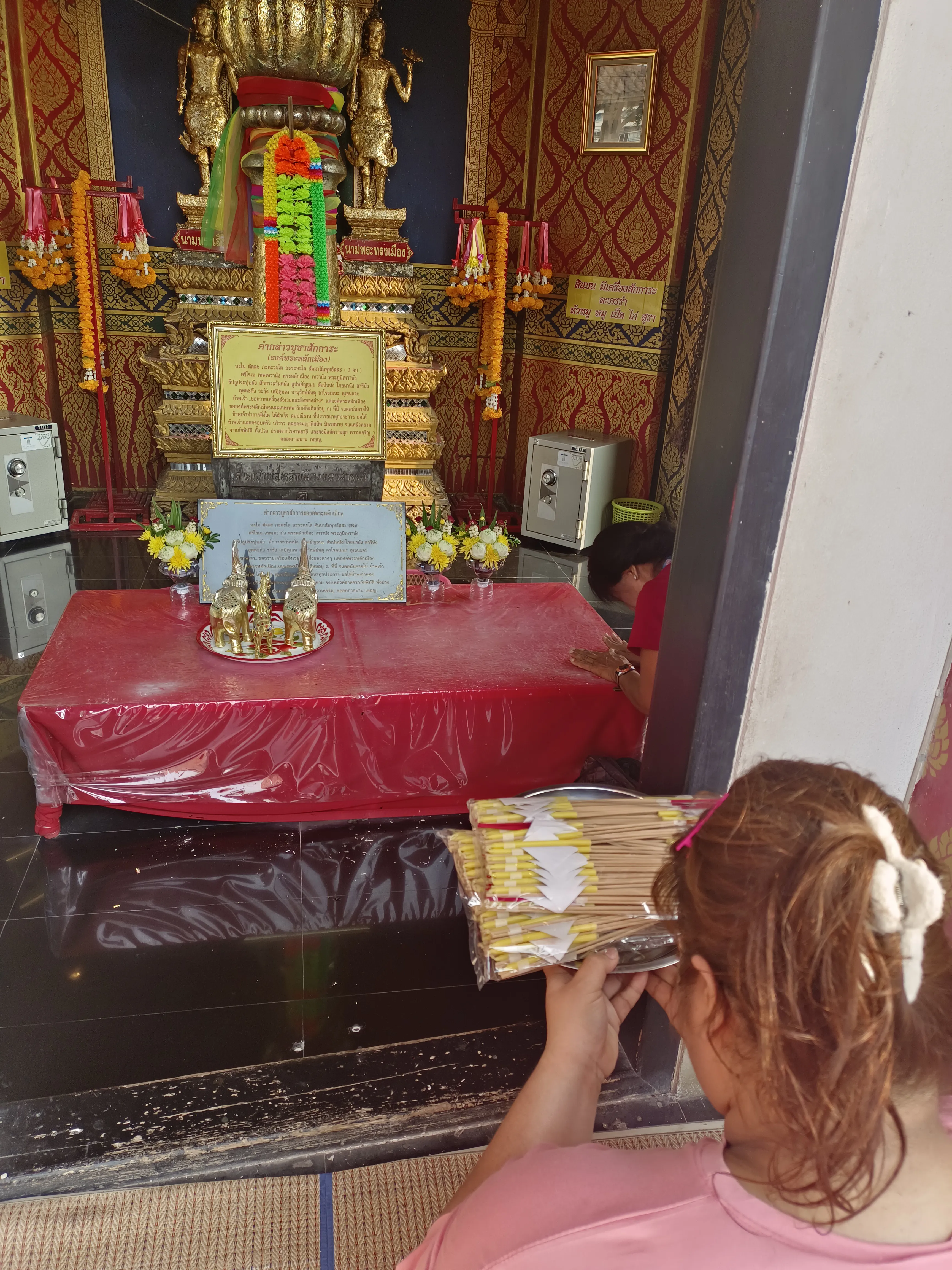 ถวายธูปเทียนแผ่นทองเพื่อเป็นสิริมงคลแก่ชีวิต | แกลเลอรีที่โพสต์โดย Sudarat_PLA | Lemon8