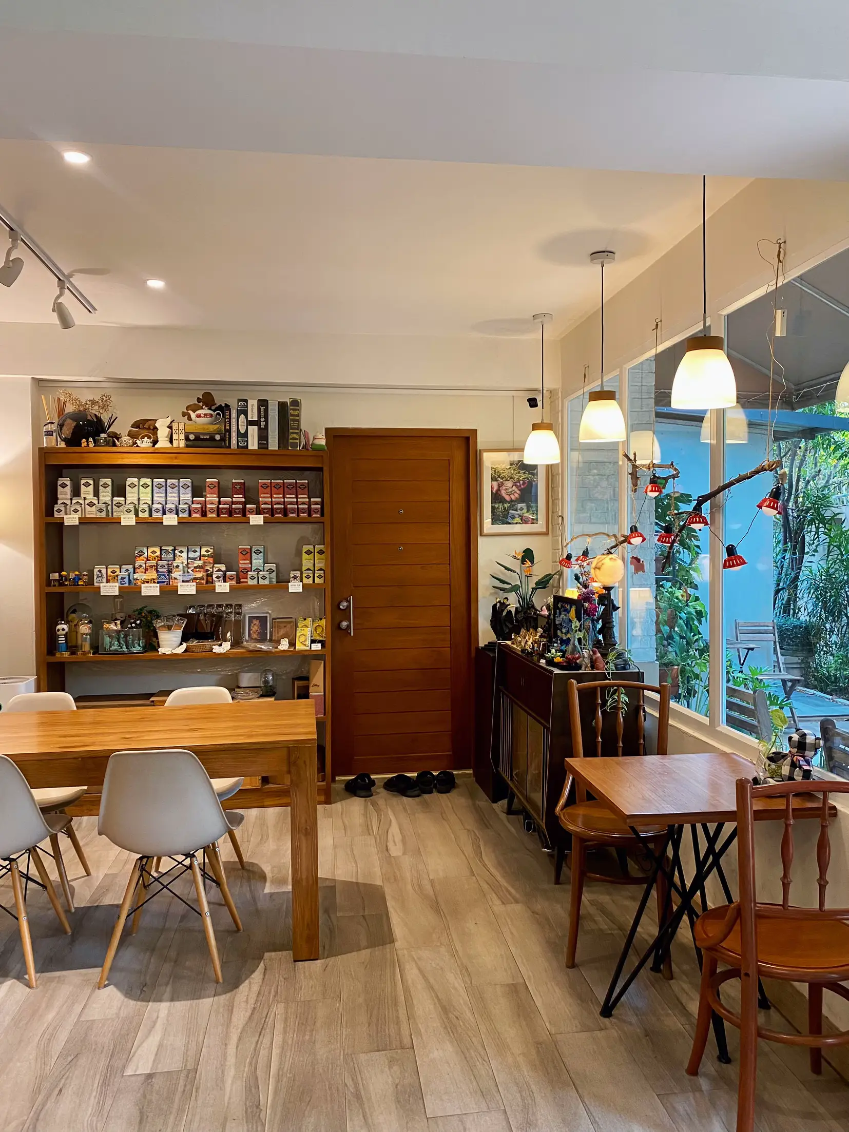 คาเฟ่ลับ! Arttitude Gallery & Tea House ☕️ | แกลเลอรีที่โพสต์โดย ...