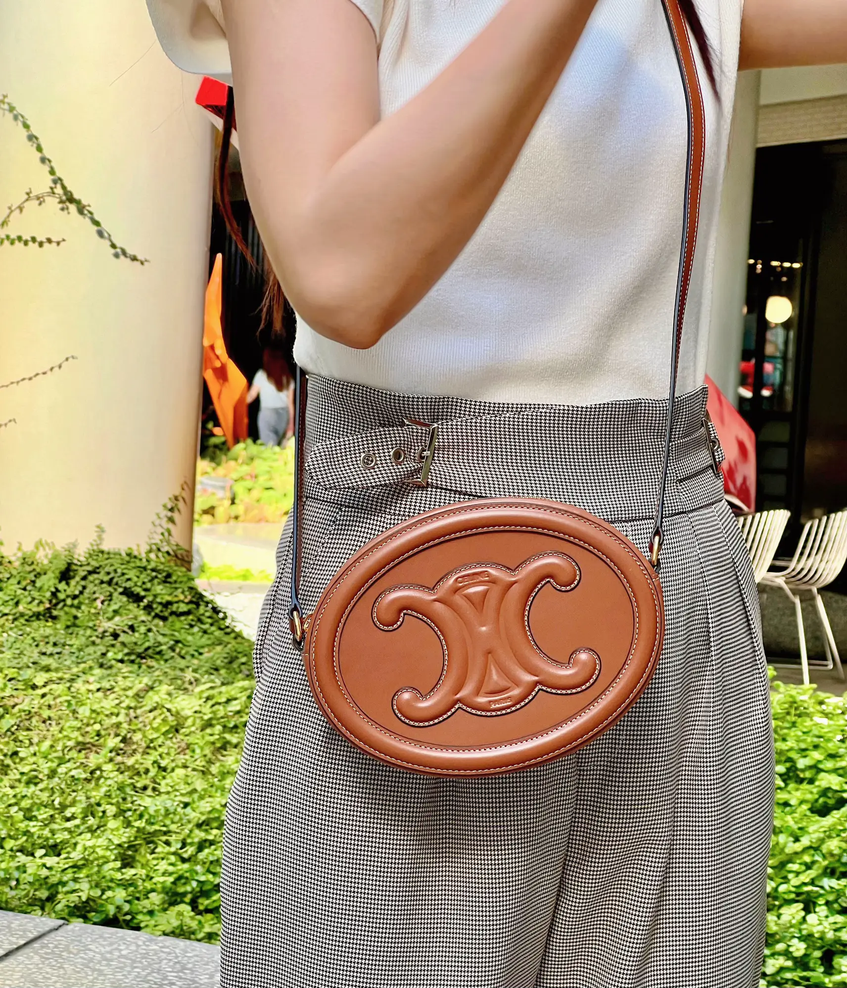 CELINE OVAL Crossbody bag 👜สุดเลิฟ | แกลเลอรีที่โพสต์โดย Palmmm | Lemon8