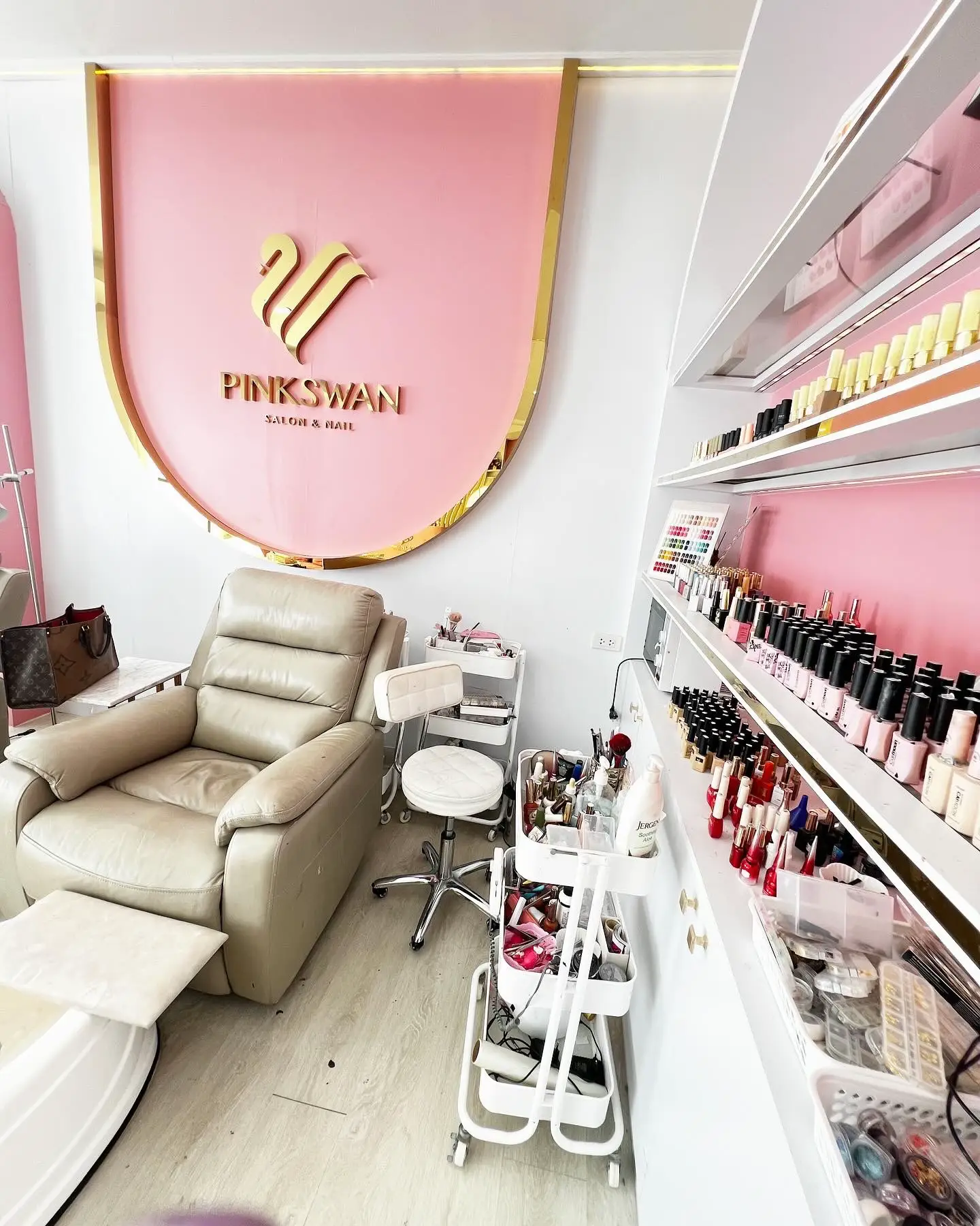“Pinkswan” ร้านทำเล็บที่จริงใจ 🩷💅🏻 | แกลเลอรีที่โพสต์โดย แม่ก๊อตจิ | Lemon8