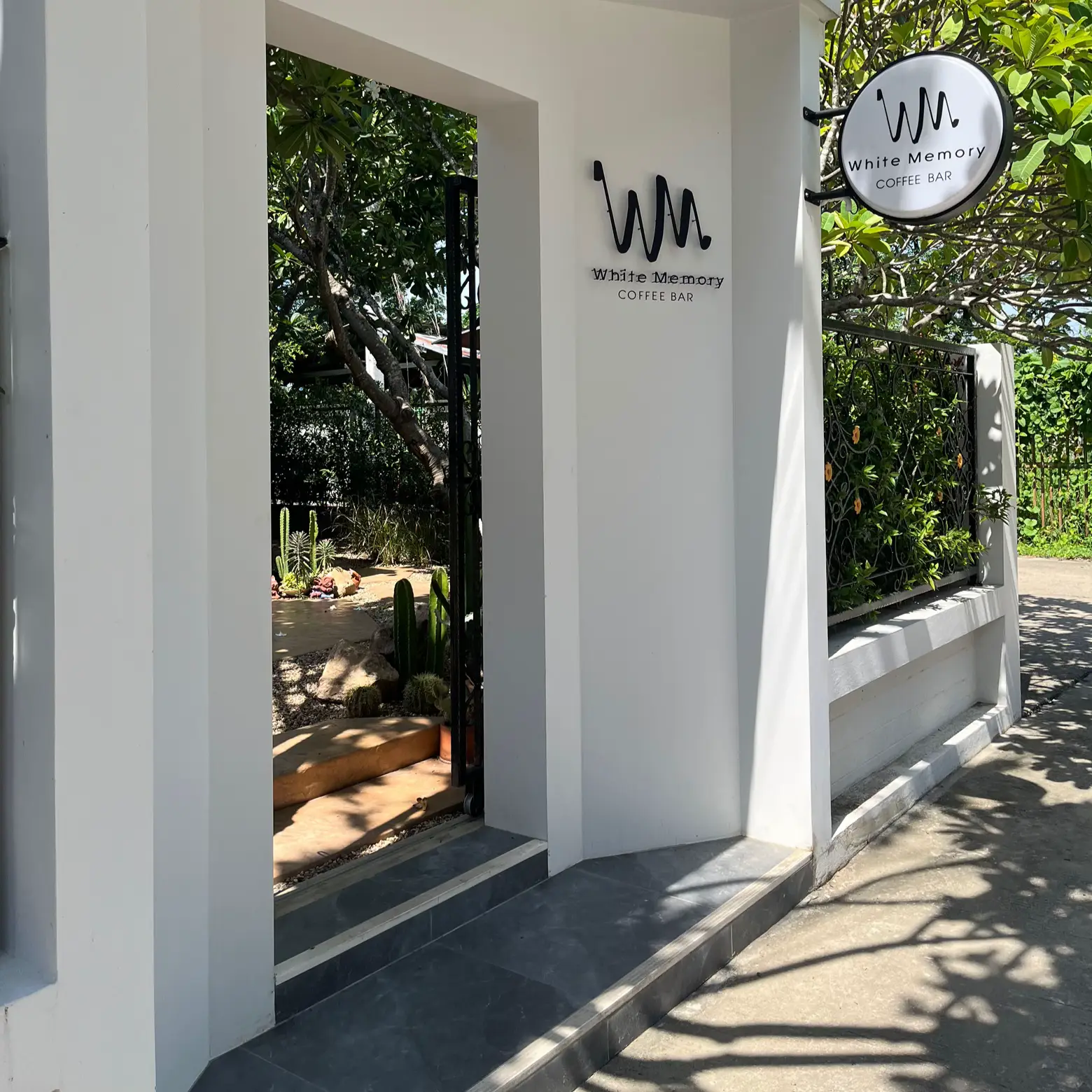 white memory coffee bar | แกลเลอรีที่โพสต์โดย Nut | Lemon8