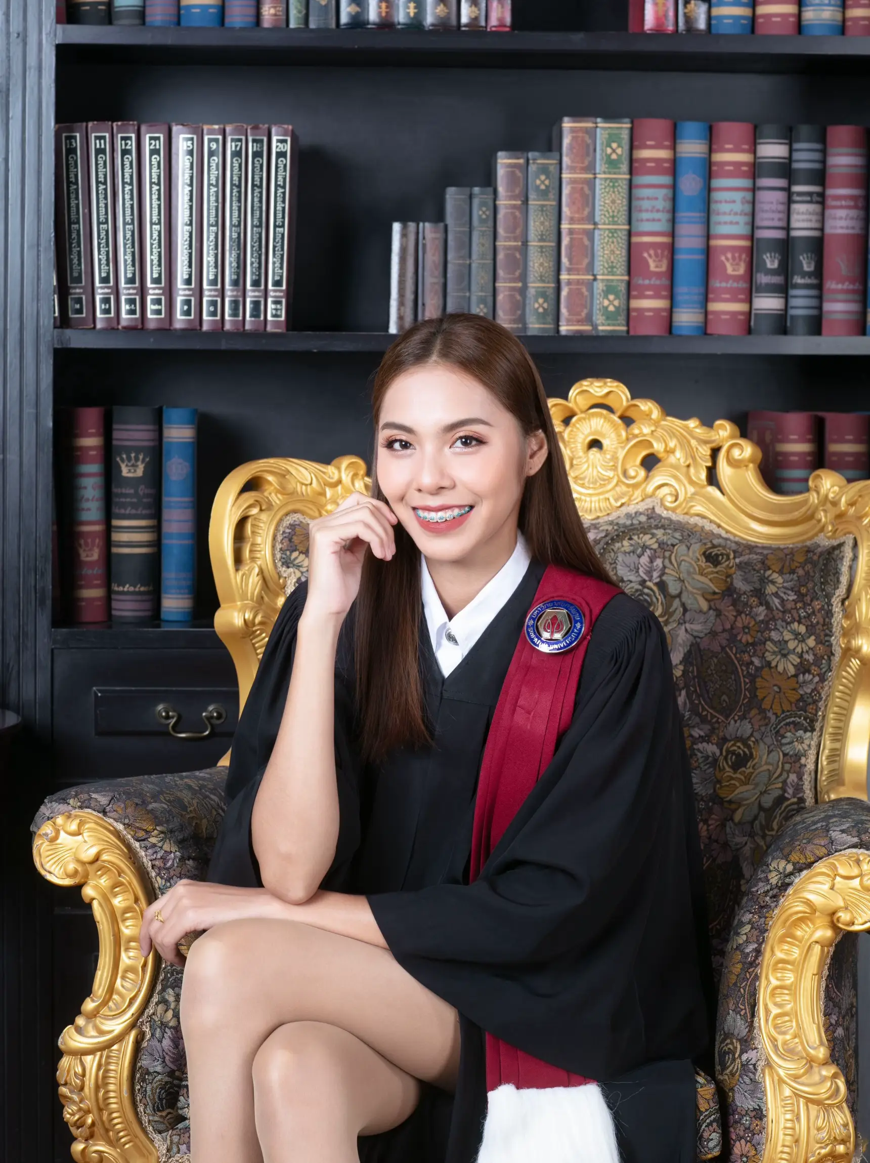 แจกพิกัดถ่ายรูปชุดครุยในสตูดิโอ📌 | แกลเลอรีที่โพสต์โดย Mat Matsee | Lemon8