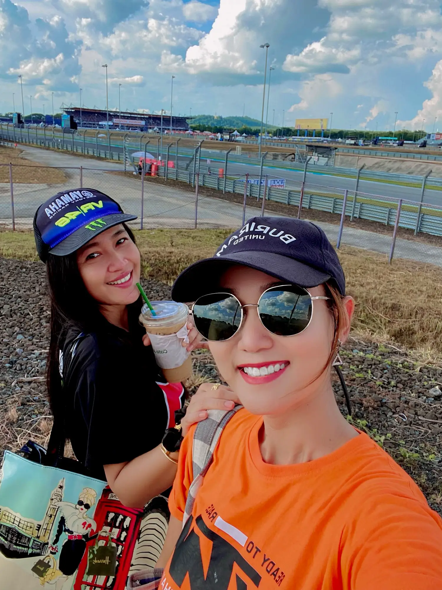 แต่งตัวสบายๆ ไปชม race week ~ Moto GP | แกลเลอรีที่โพสต์โดย 🍭Amii♦️Phachara♦️ | Lemon8