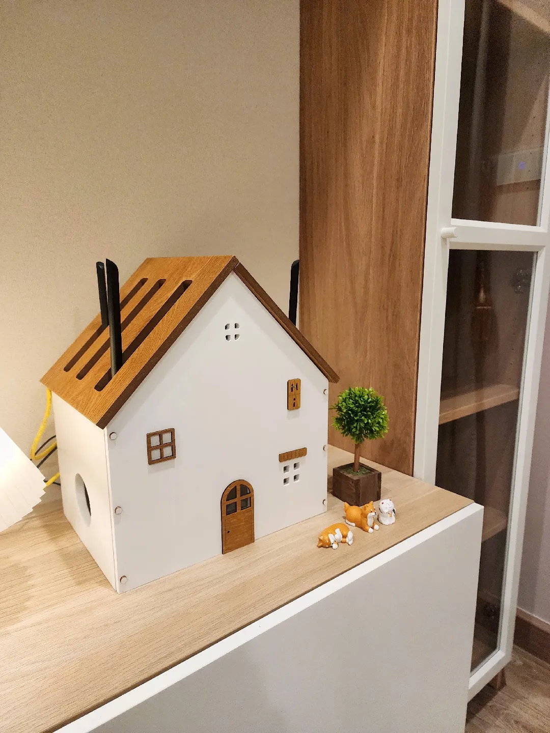 กล่องเก็บ Router Wifi และปลั๊กสามตา | แกลเลอรีที่โพสต์โดย WoonSen | Lemon8