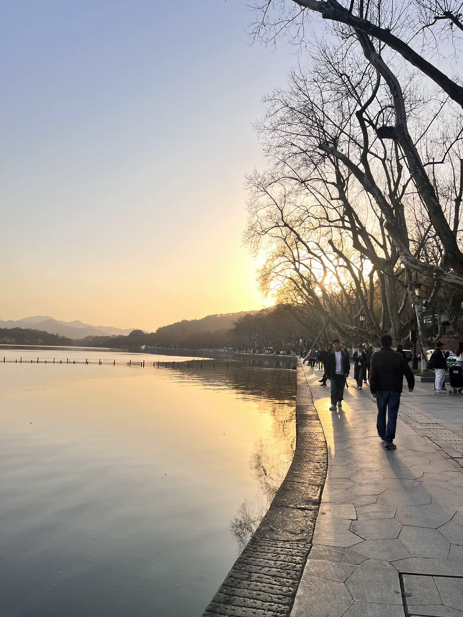 ทะเลซีหู ดูพระอาทิตย์ตกดิน | แกลเลอรีที่โพสต์โดย Mim_李梦洁 | Lemon8