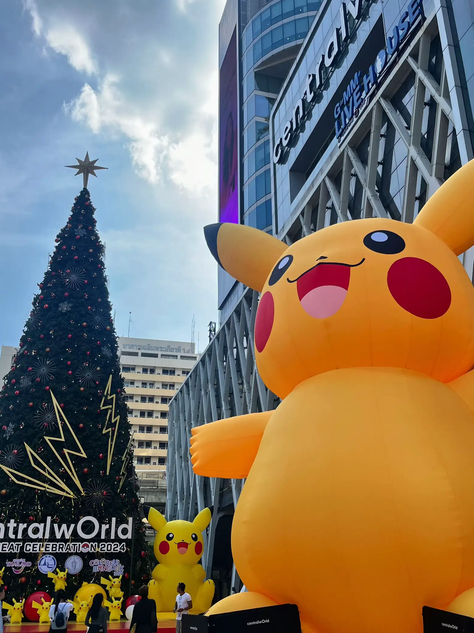 กองทัพPIKACHU บุกCentralWorld⚡️ | แกลเลอรีที่โพสต์โดย SPCY 🎈 | Lemon8