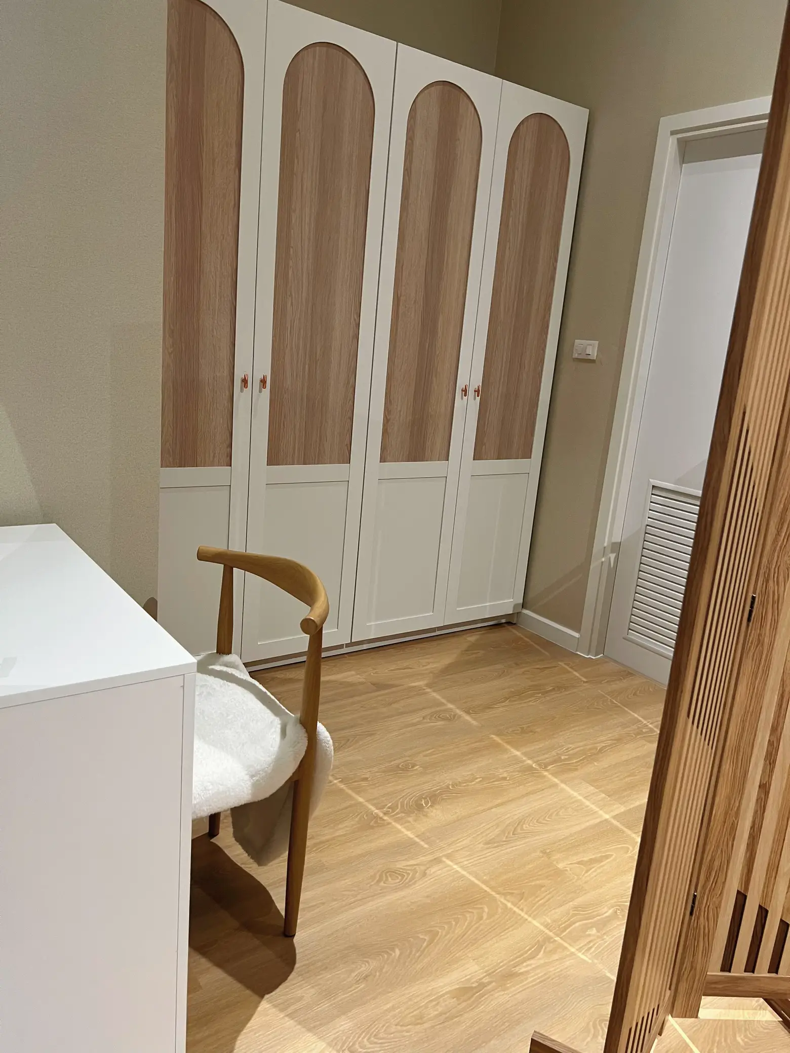 กั้นโซน Walk in closet ไม้ง๊อบิ๊วท์อิน | แกลเลอรีที่โพสต์โดย TP Studio Home | Lemon8