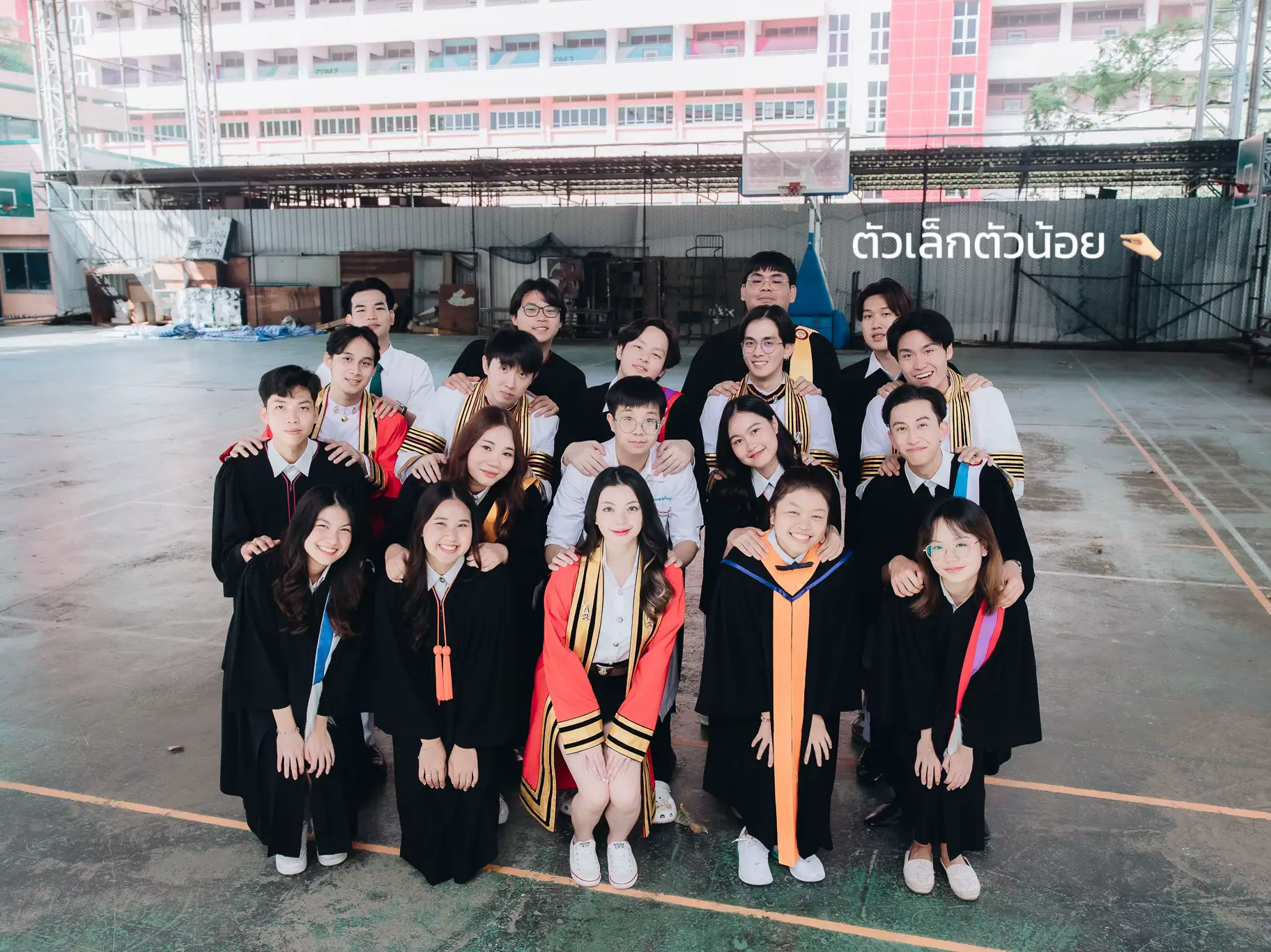 ถ่ายรูปรับปริญญา EP.2 ถ่ายกับกลุ่มเพื่อน 20 คน📷💖 | แกลเลอรีที่โพสต์โดย mormor | Lemon8