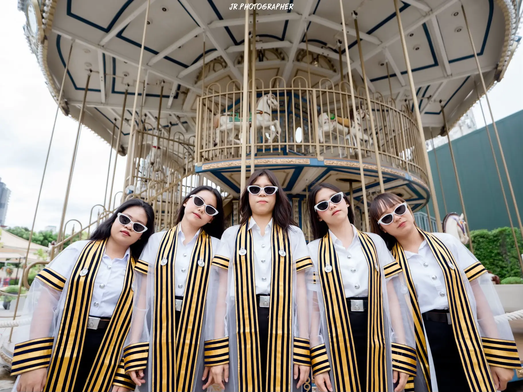 ถ่ายนอกรอบกับแก๊งเพื่อนสาว | แกลเลอรีที่โพสต์โดย Jr.photographer | Lemon8