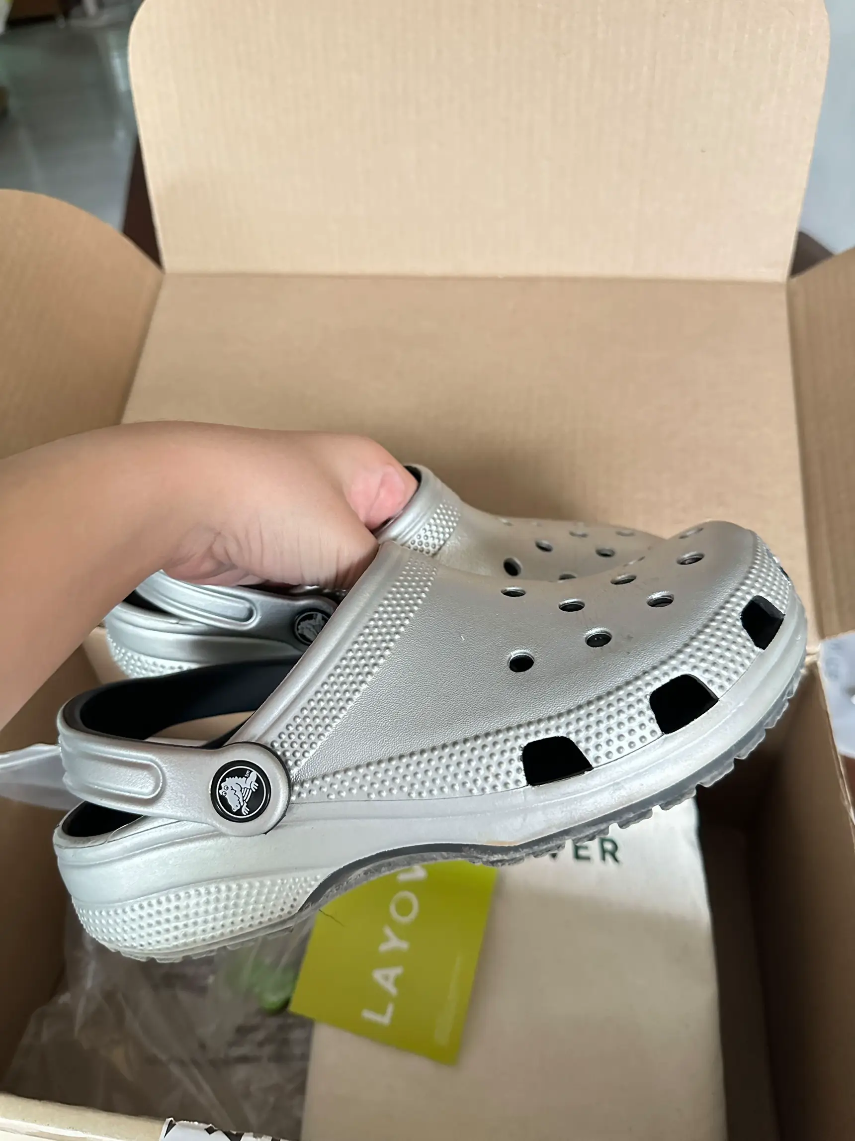 Crocs รุ่น Classic Clog Metallic Silver Grey 🩶 | แกลเลอรีที่โพสต์โดย B ...