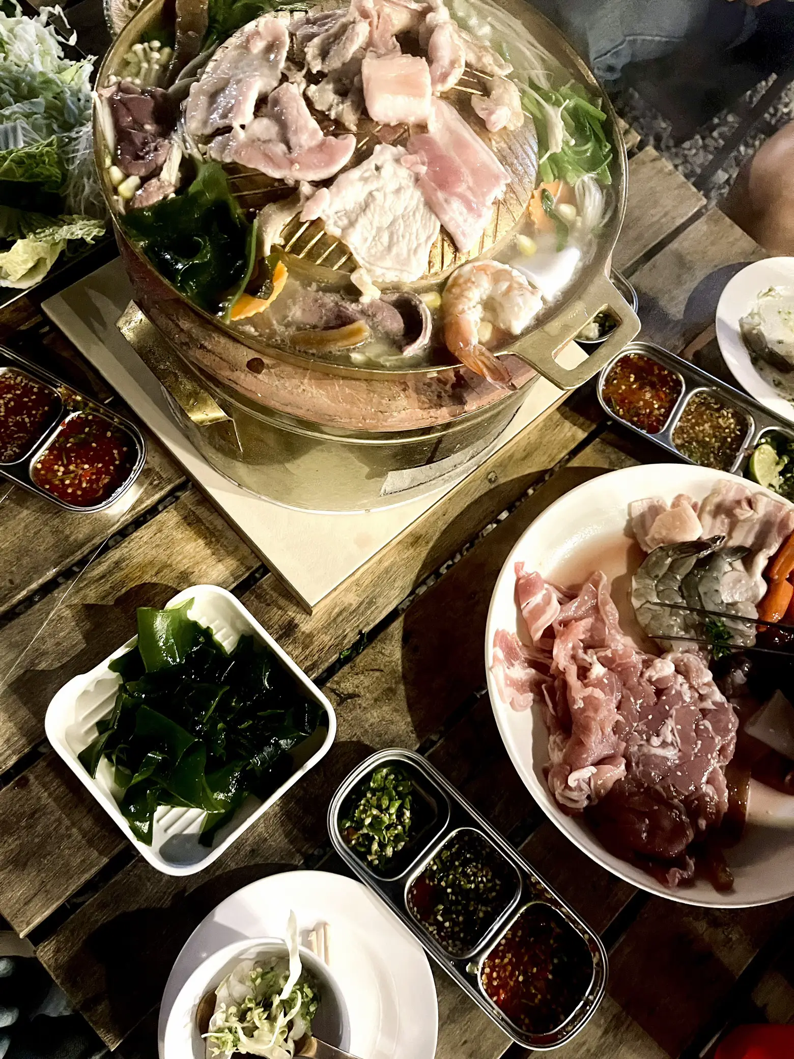 กินหมูกระทะวิวกลางคืน🌚 | แกลเลอรีที่โพสต์โดย Yor | Lemon8