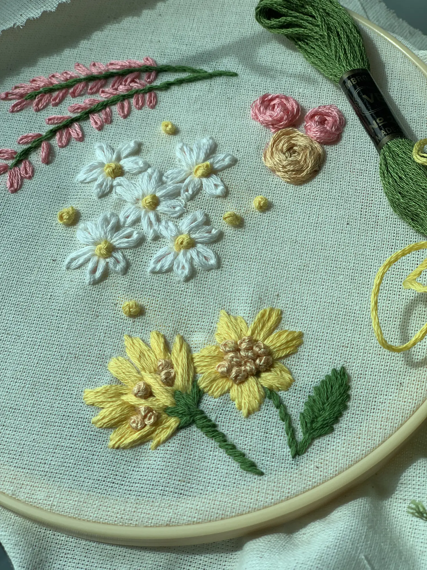 Summer flower embroidery 🪡🌼 ปักดอกไม้สีสันสดใส | แกลเลอรีที่โพสต์โดย IRIN KATE | Lemon8